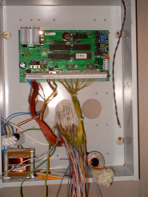 Jak uporządkować okablowanie w centrali DSC PC4020A z 16 czujkami PIR?