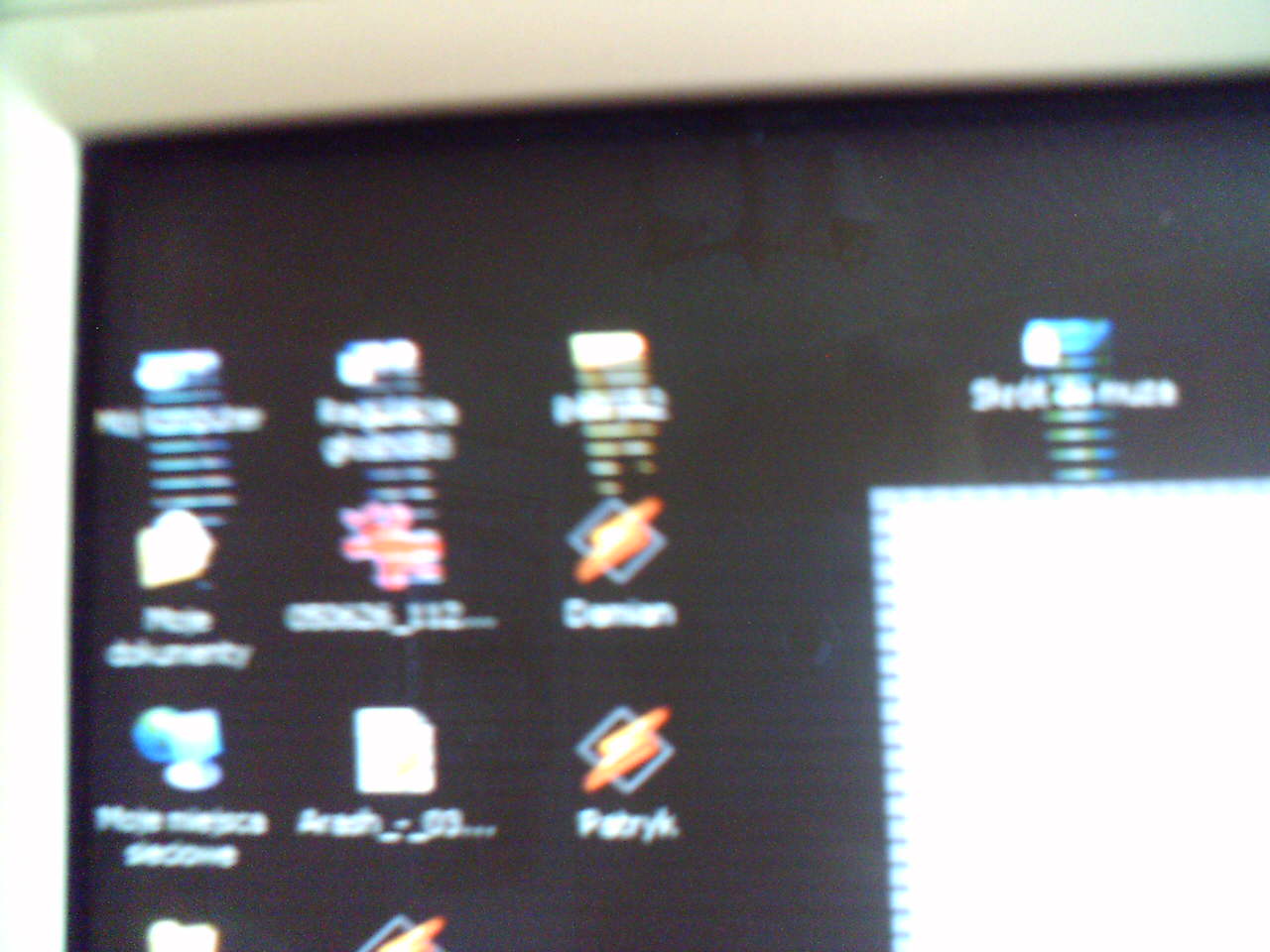 Philips 107B - zniekształcenie obrazu po 15 sekundach od włączenia monitora