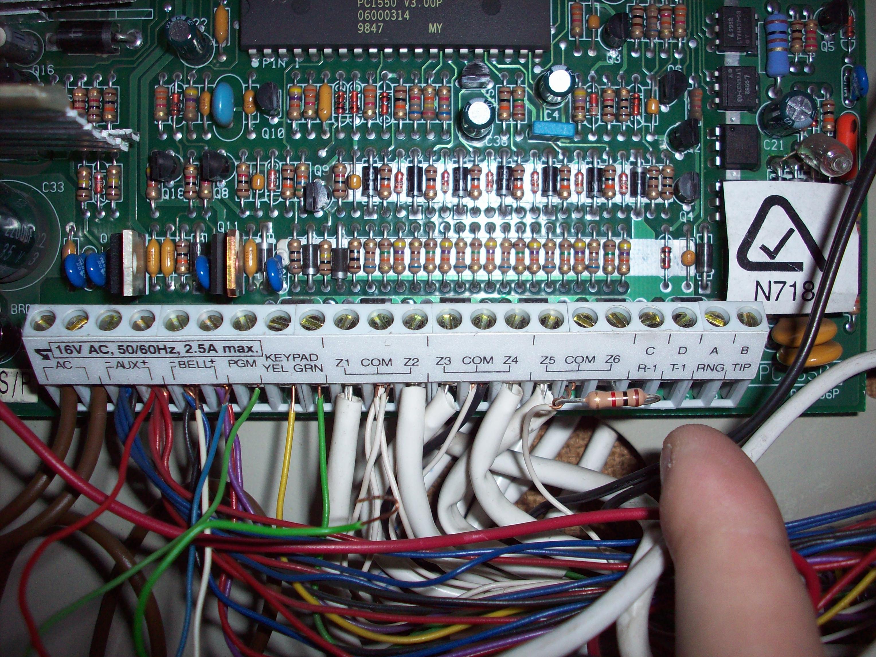 Jak podłączyć DSC 1550 do Pulson GPRS-N, by otrzymywać SMS o alarmie?