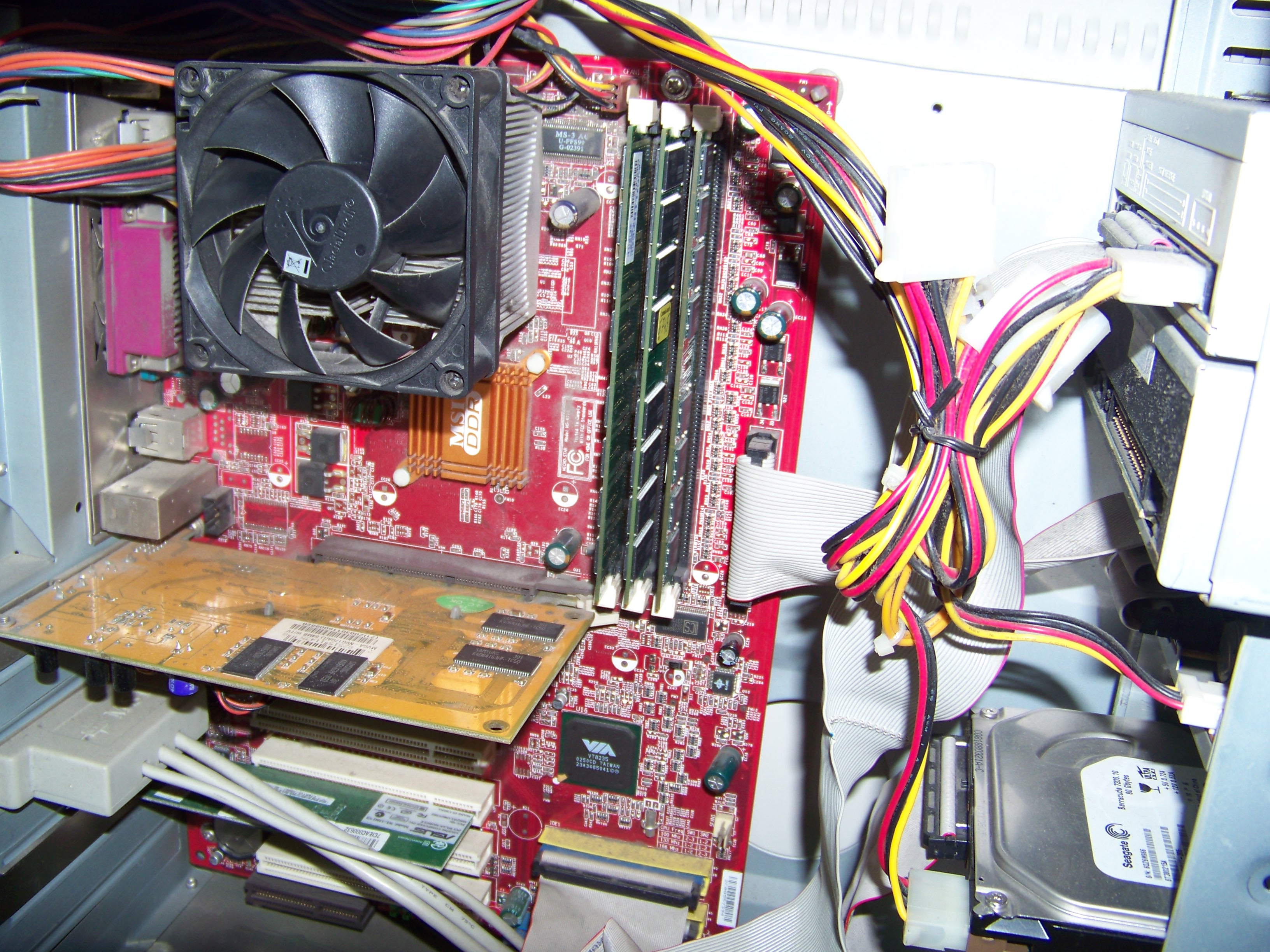 MSI KT3V - Płyta główna nie wykrywa pamięci RAM 1GB, komputer piszczy