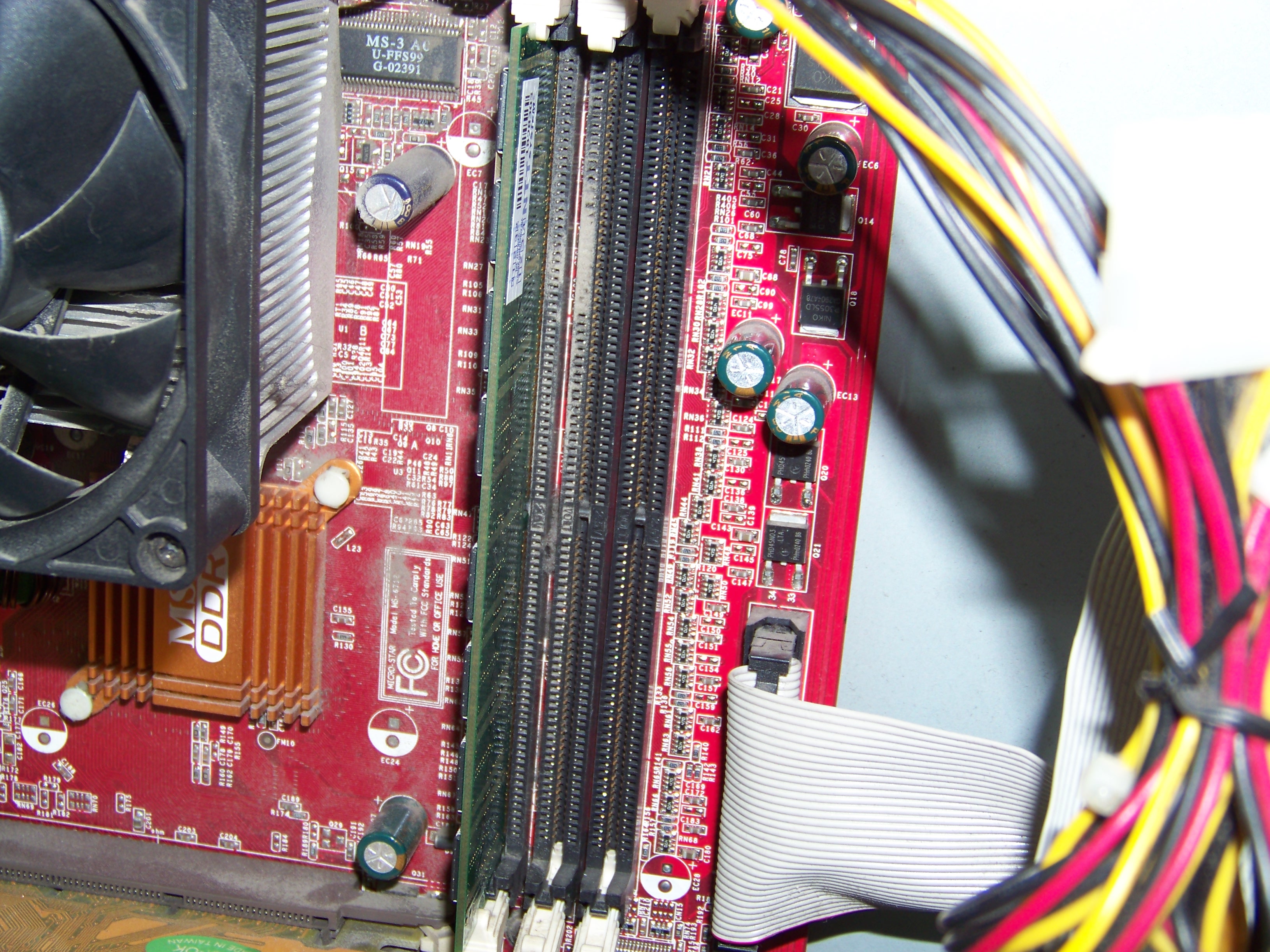 MSI KT3V - Płyta główna nie wykrywa pamięci RAM 1GB, komputer piszczy