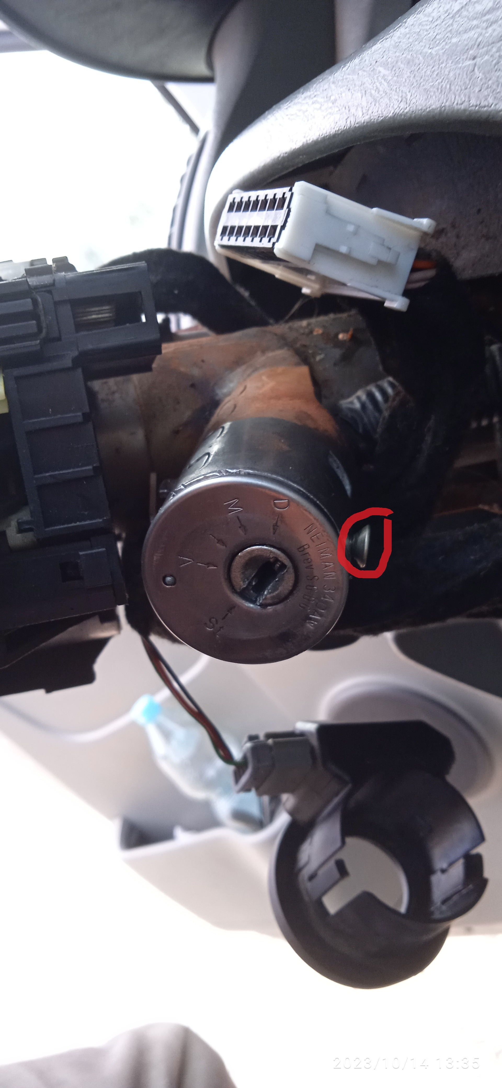 [Rozwiązano] Opel Vivaro: jak zdemontować stacyjki, gdy kluczyk wchodzi ...