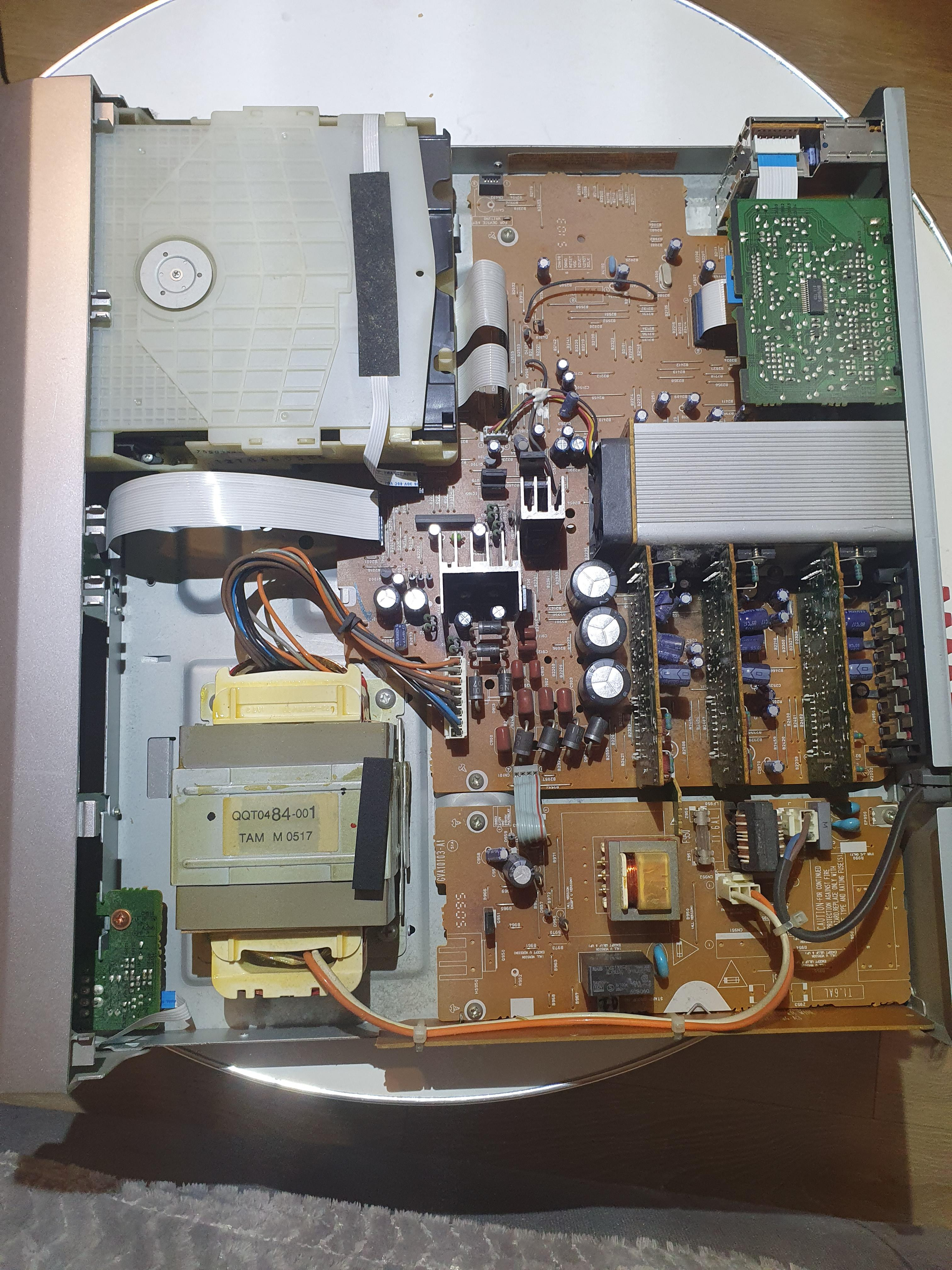 Jak namierzyć kondensator podtrzymujący pamięć w kinie domowym JVC TH-S11?