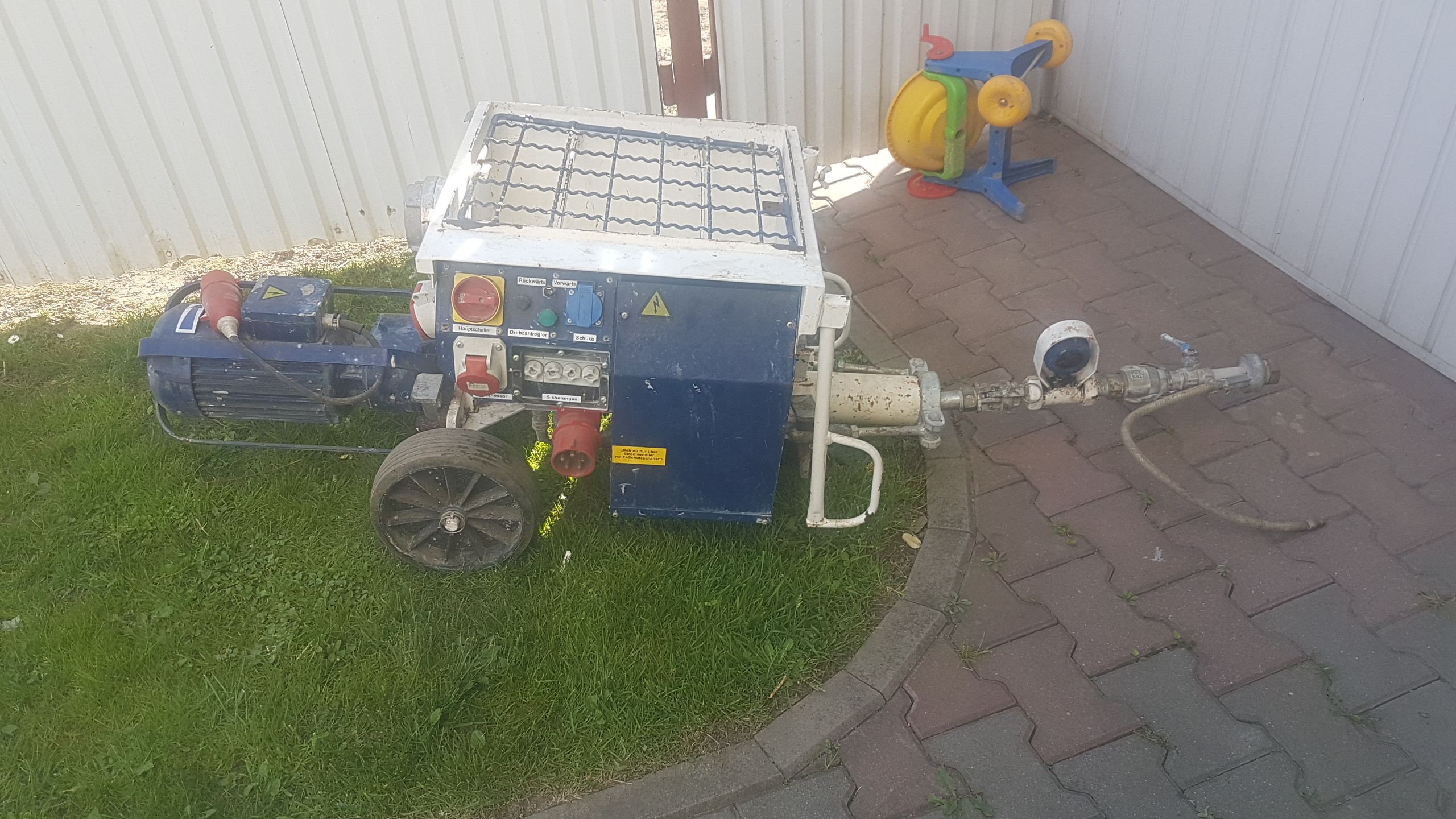 Jak wysterować 4-pinowe gniazdo sterownicze w podajniku M-tec P20?