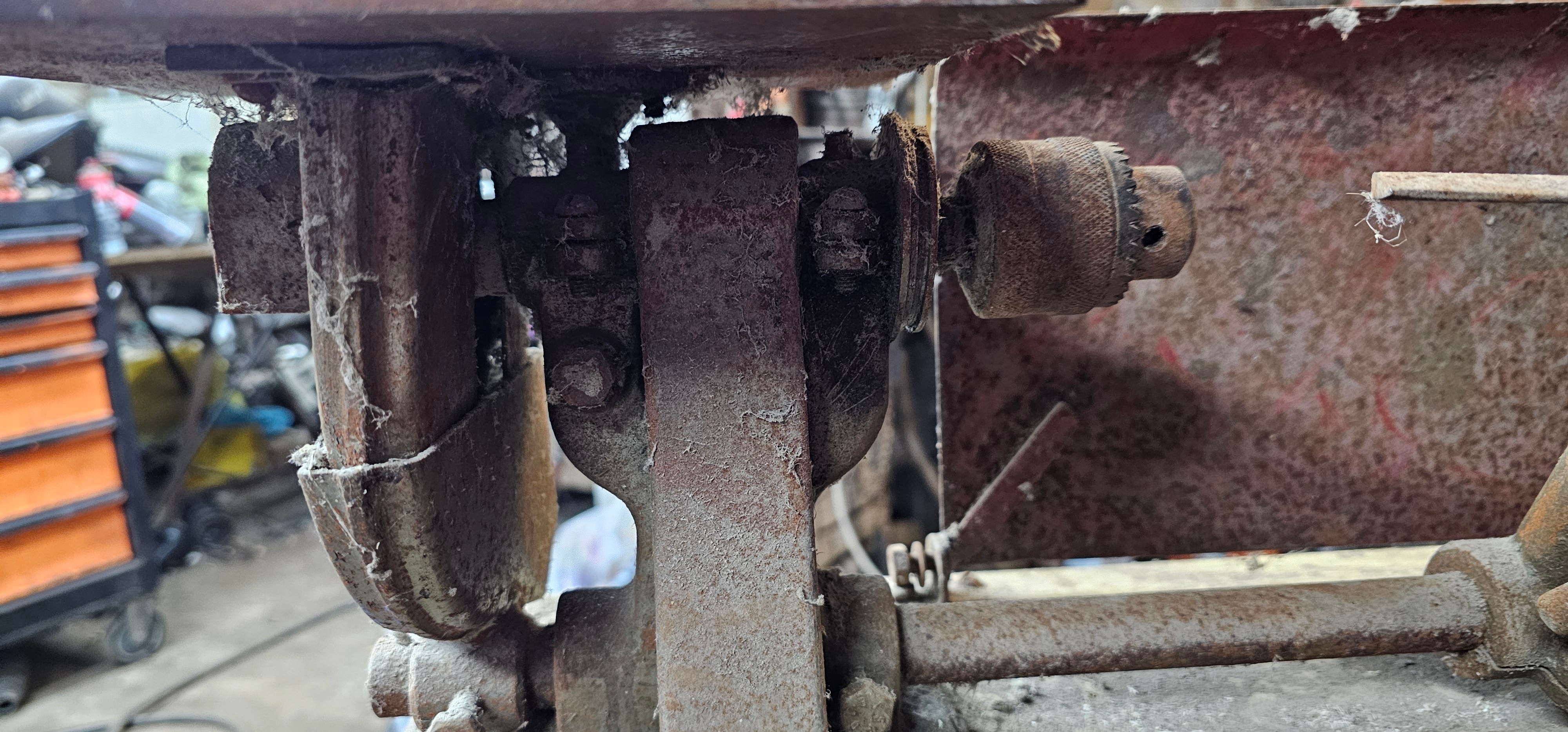 Jak montować drewno w tokarkę DYZA-6 i jaki osprzęt jest potrzebny?