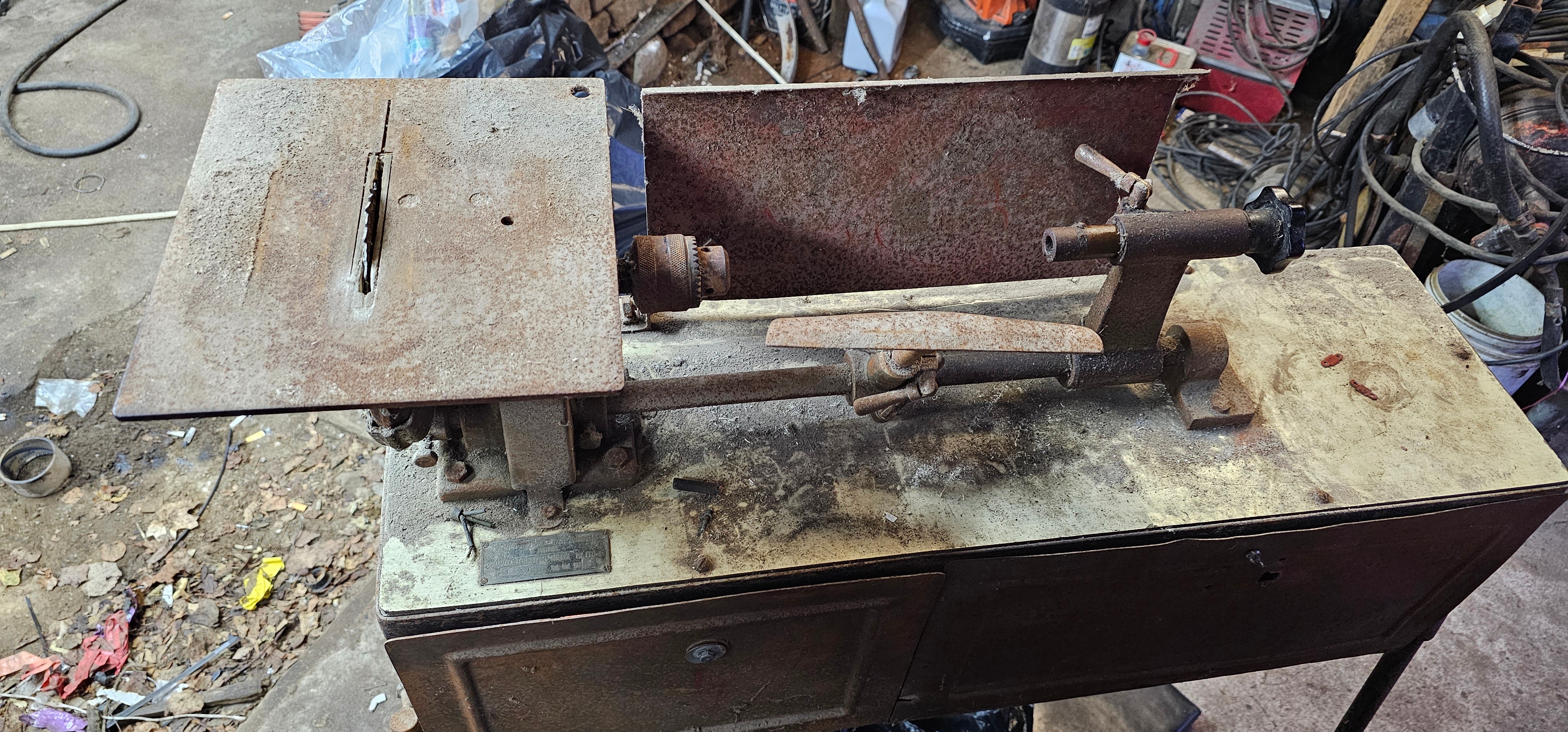 Jak montować drewno w tokarkę DYZA-6 i jaki osprzęt jest potrzebny?