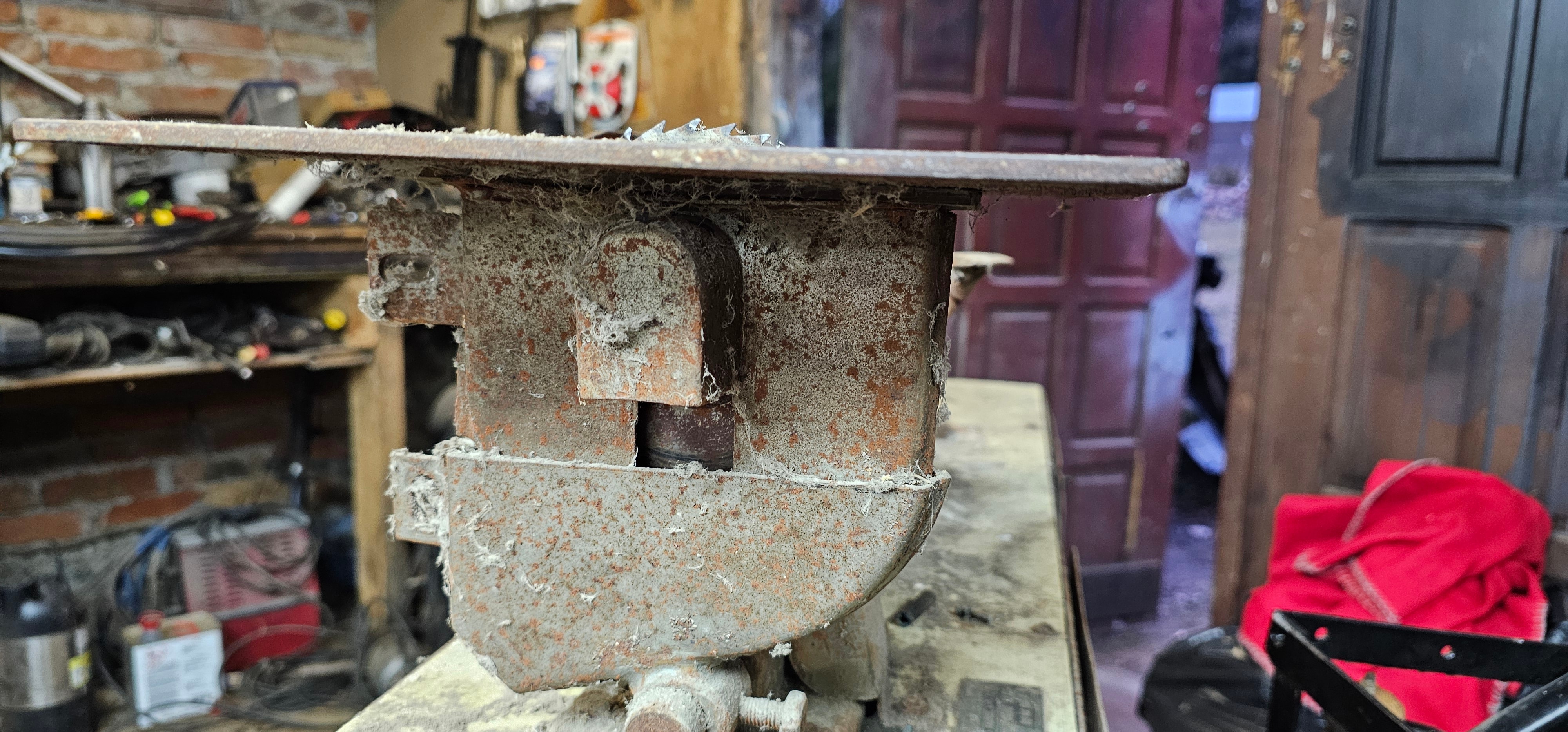 Jak montować drewno w tokarkę DYZA-6 i jaki osprzęt jest potrzebny?