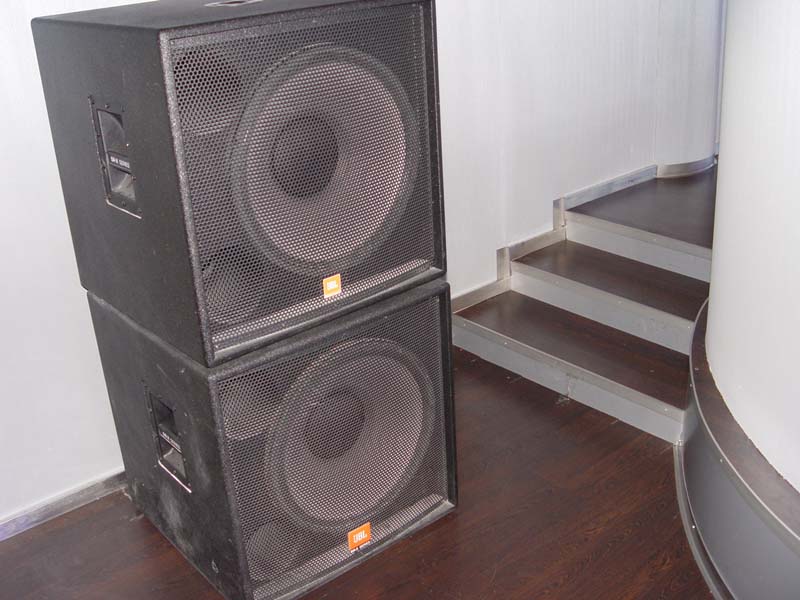 Czy warto kupić subbasy JBL SR4719X i SR4718X na plener? Opinie i ...