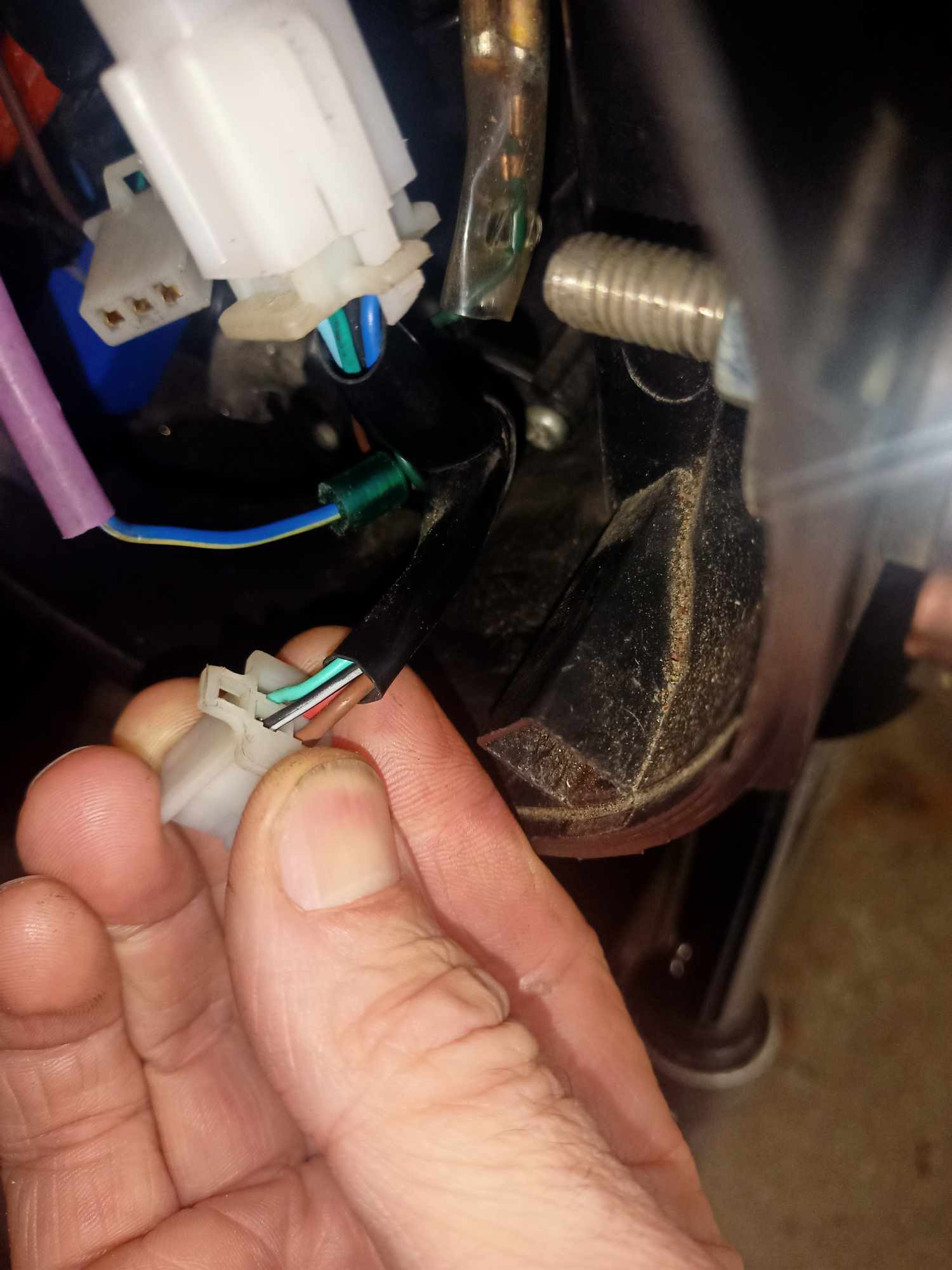 Brak iskry w Yamaha YBR 125 (2006r): wymiana części, cewka zapłonowa ...