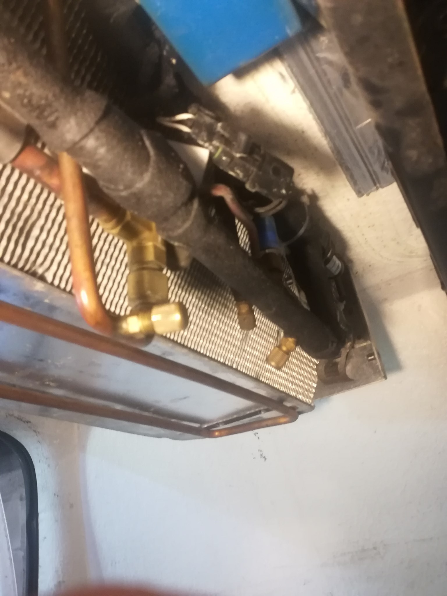 Jak nabić gaz w agregacie Carrier Neos 110? Które przyłącze wybrać?