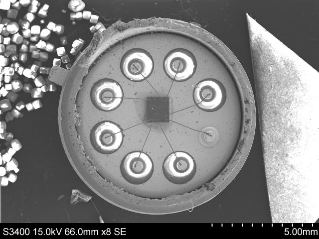 Zdjęcia układu uA709 - plan ogólny i struktura krzemowa