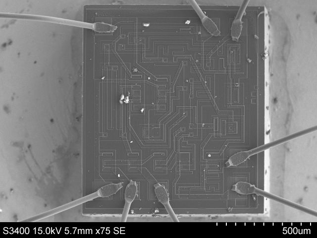 Zdjęcia układu uA709 - plan ogólny i struktura krzemowa