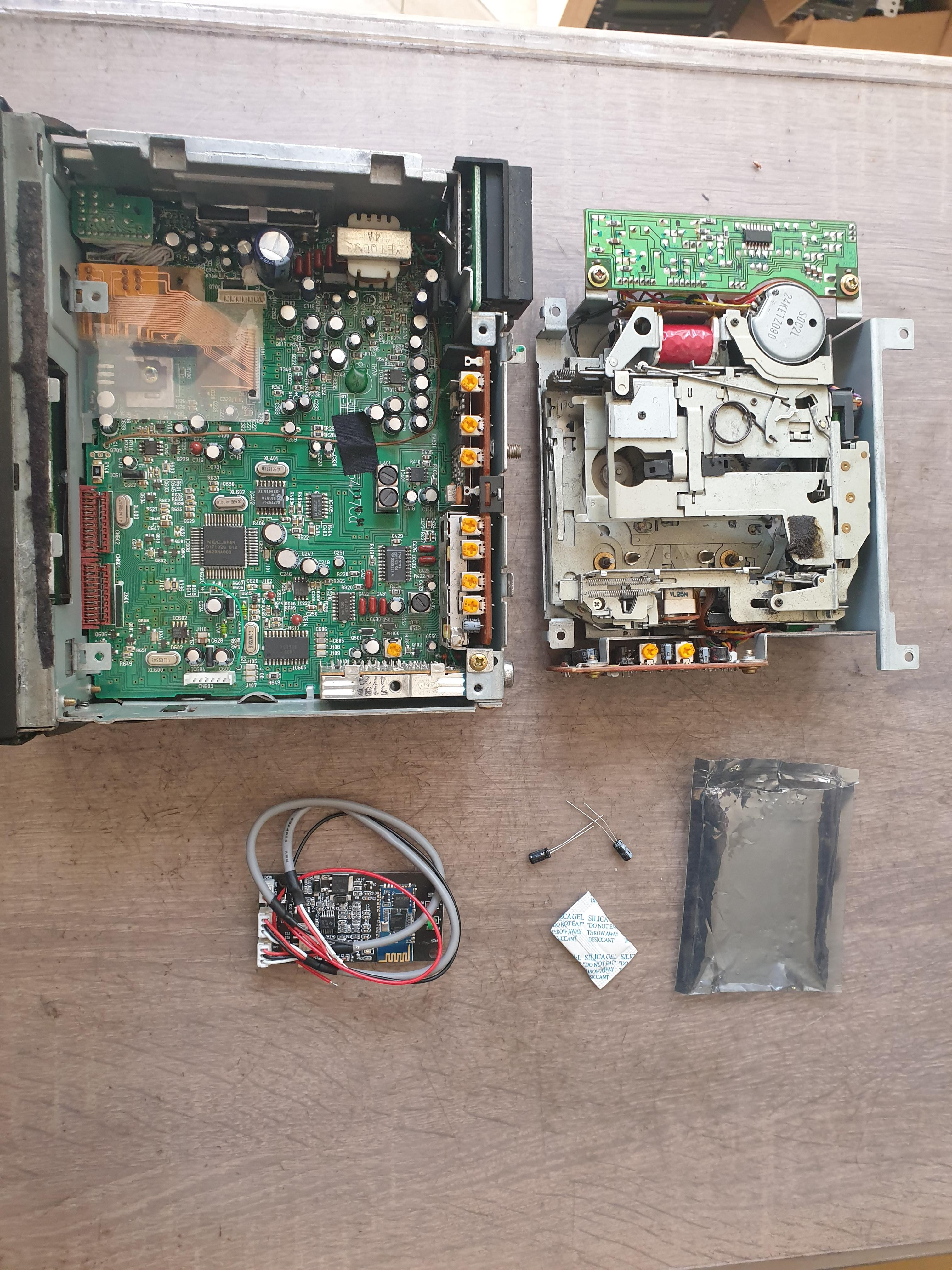 Audi Gamma CC - montaż płytki Bluetooth: gdzie podłączyć kondensatory?