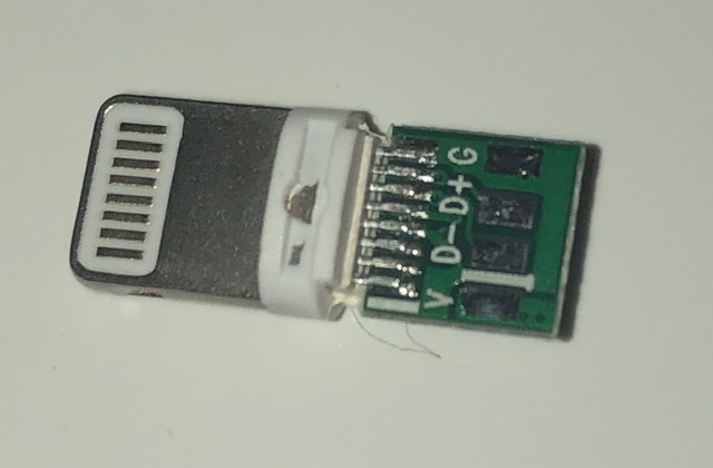 Ładowarka samochodowa - jak przylutować wtyk Lighting do iPhone?