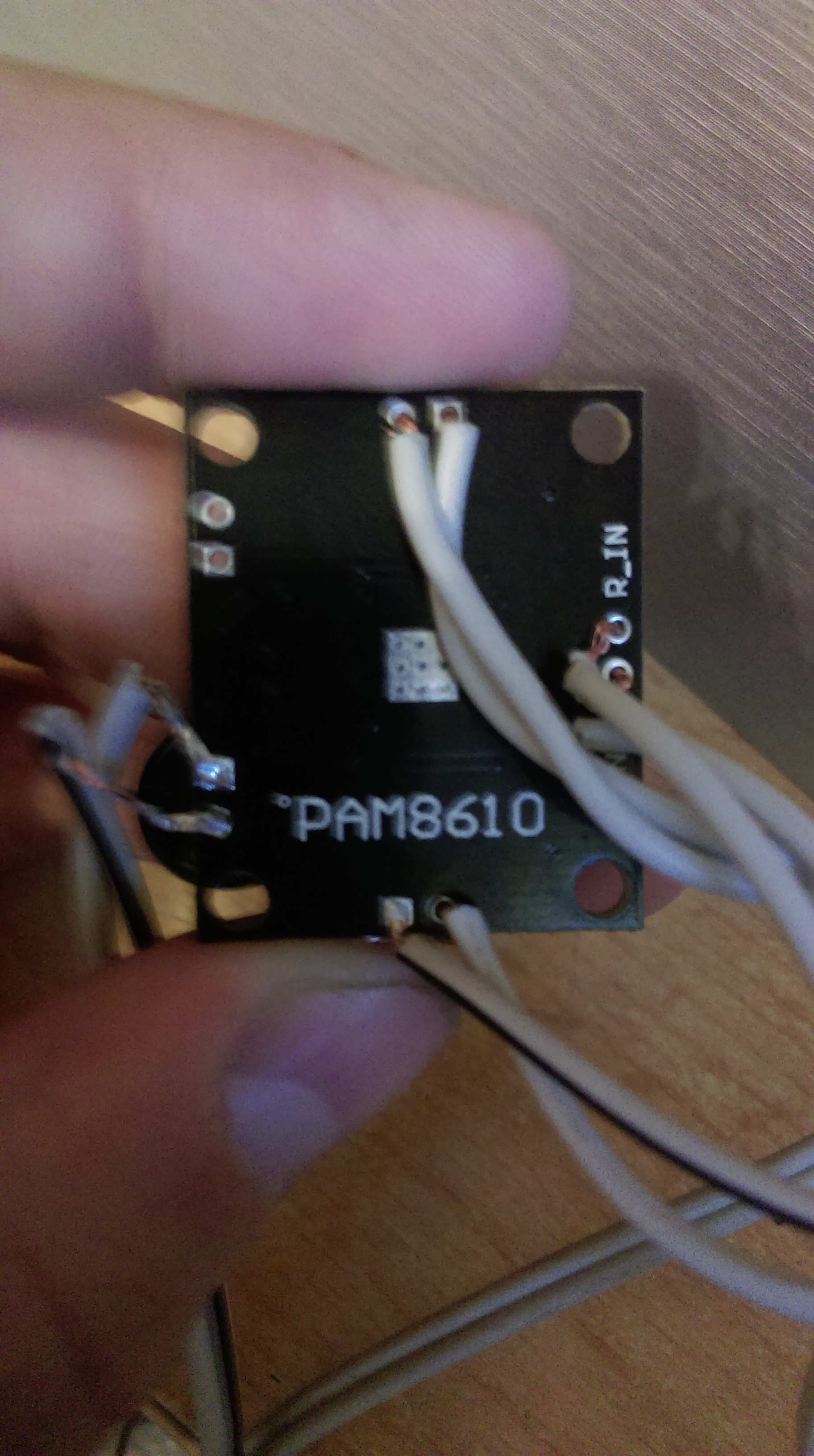 Wzmacniacz PM8610 2x15W - buczenie głośników przy zasilaniu DC 12V i ...