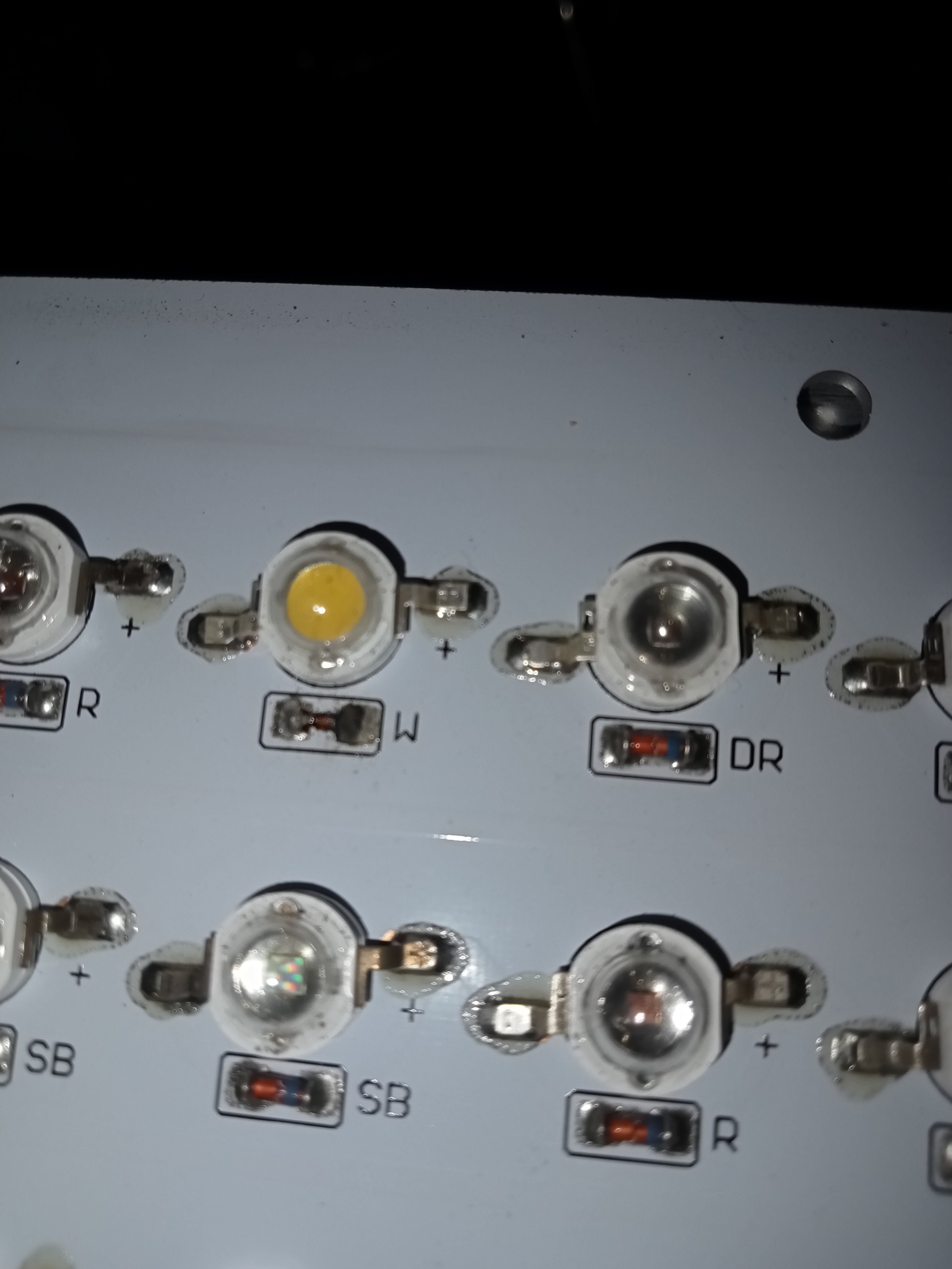 Jak uruchomić lampkę Grow LED? Brak zasilania i włączników.