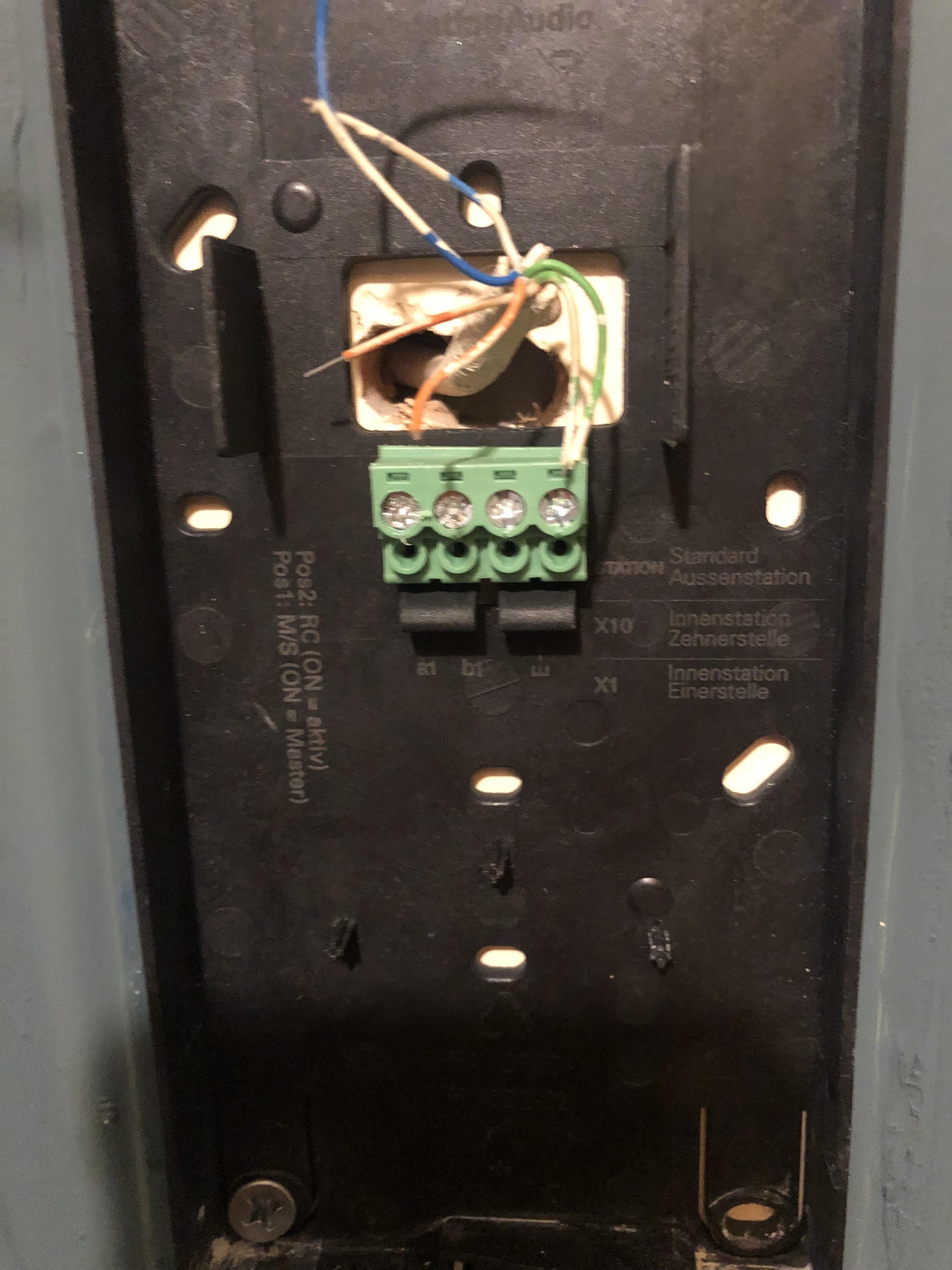 Jak podłączyć domofon Bosch Jaeger 83210-AP? Rozmieszczenie 6 żyłek.