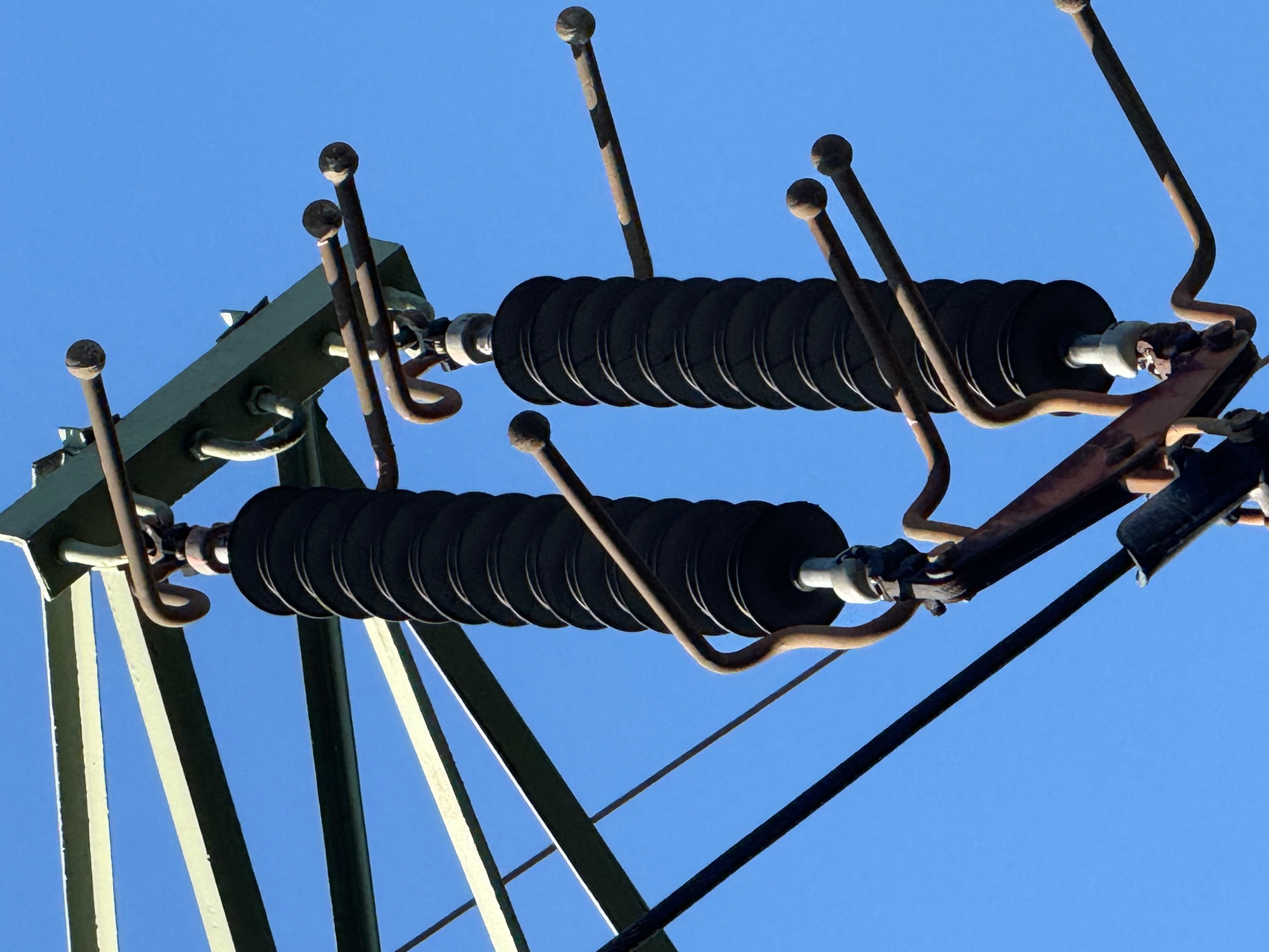 [Rozwiązano] Izolatory linii 110kV z czarnym nalotem – czy wymagają ...