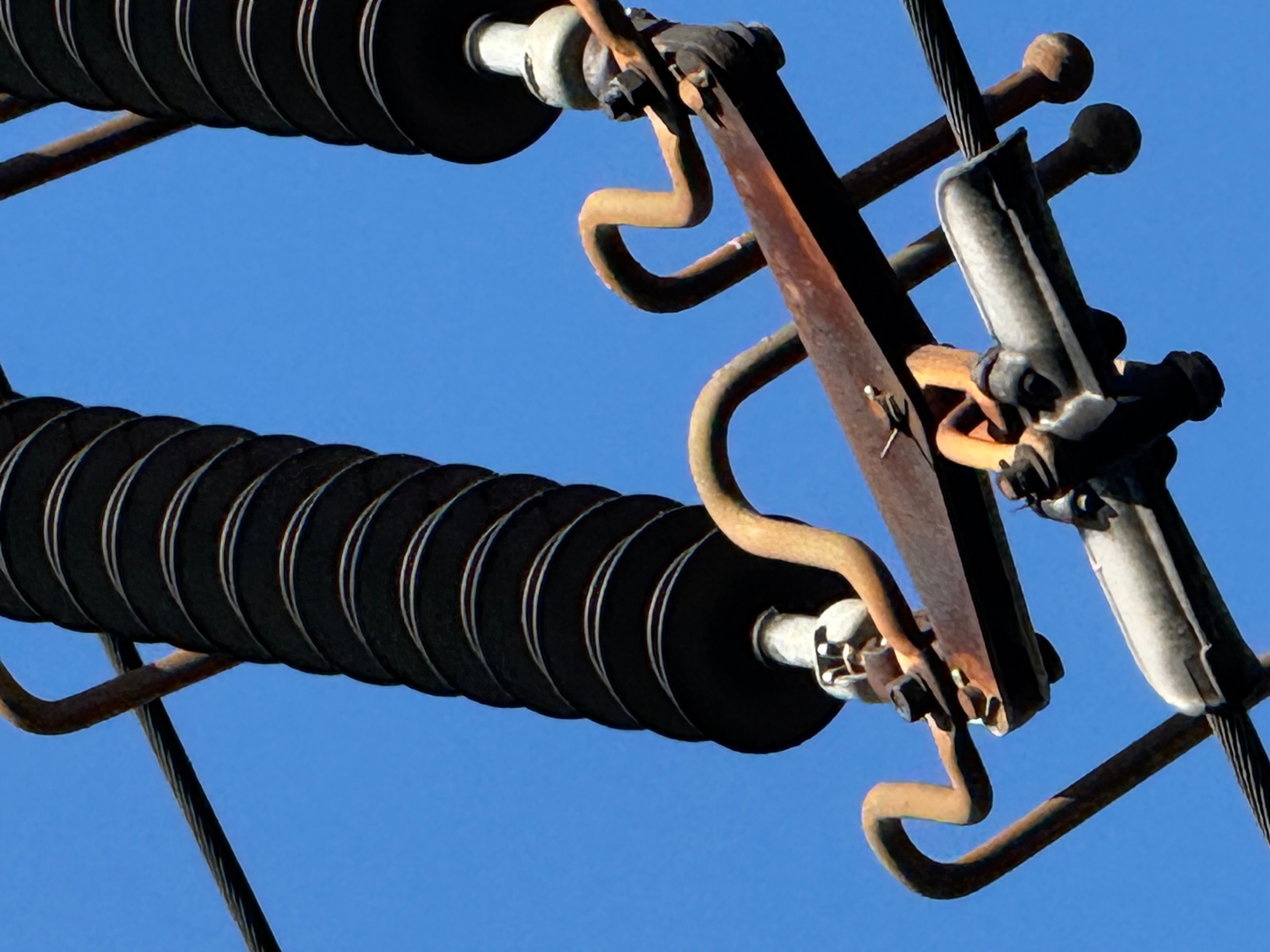 [Rozwiązano] Izolatory linii 110kV z czarnym nalotem – czy wymagają ...