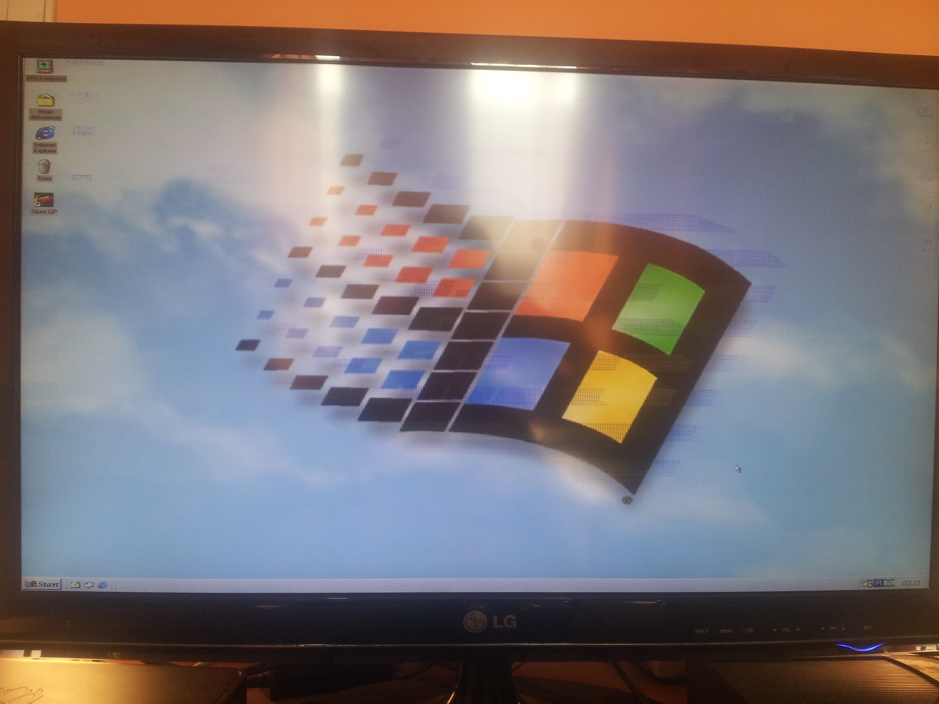 Artefakty graficzne po wejściu do systemu na karcie Elsa Victory II ...