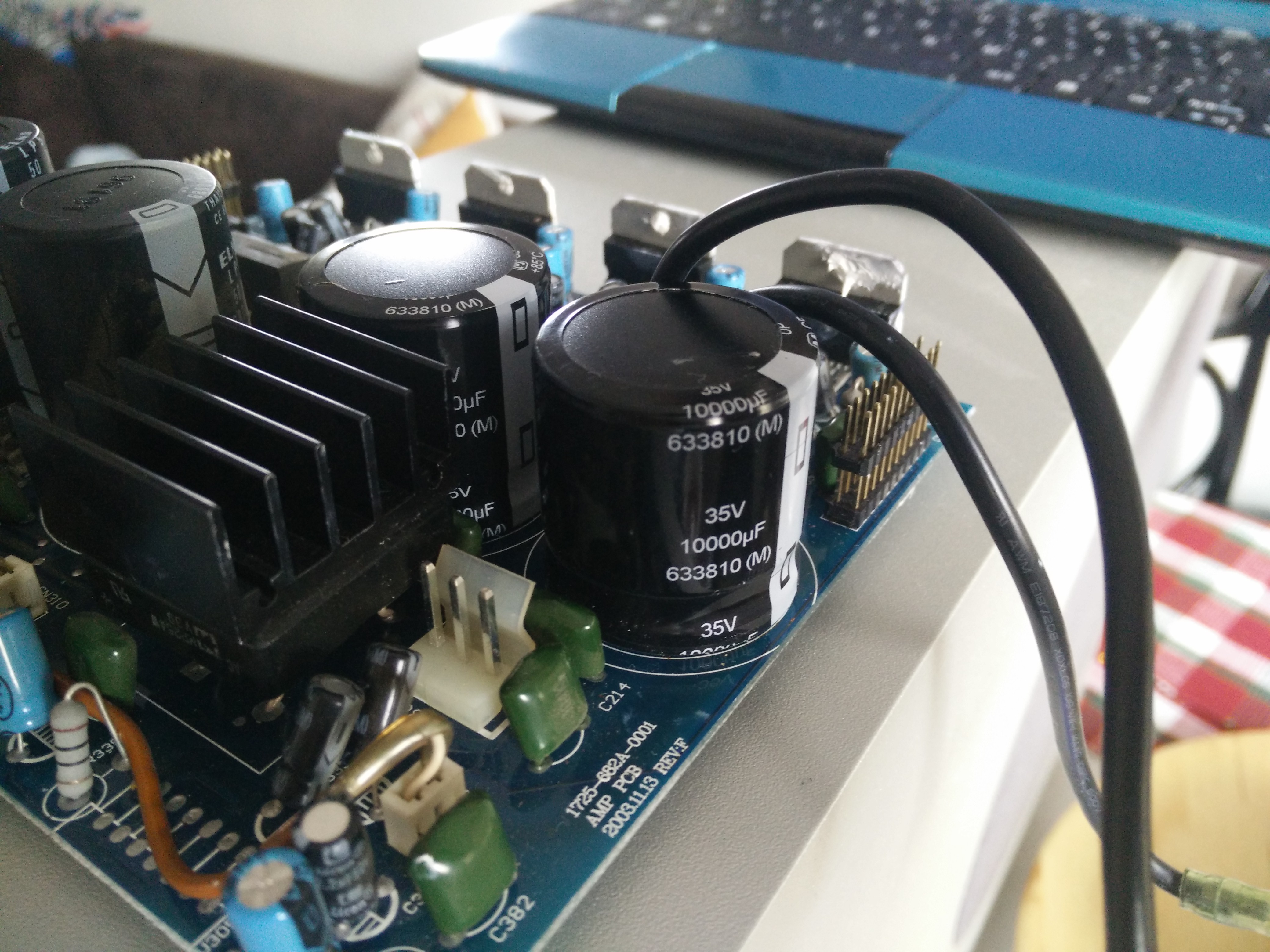 Kef KIT100 - przekaźniki w subwooferze wibrują po włączeniu zestawu