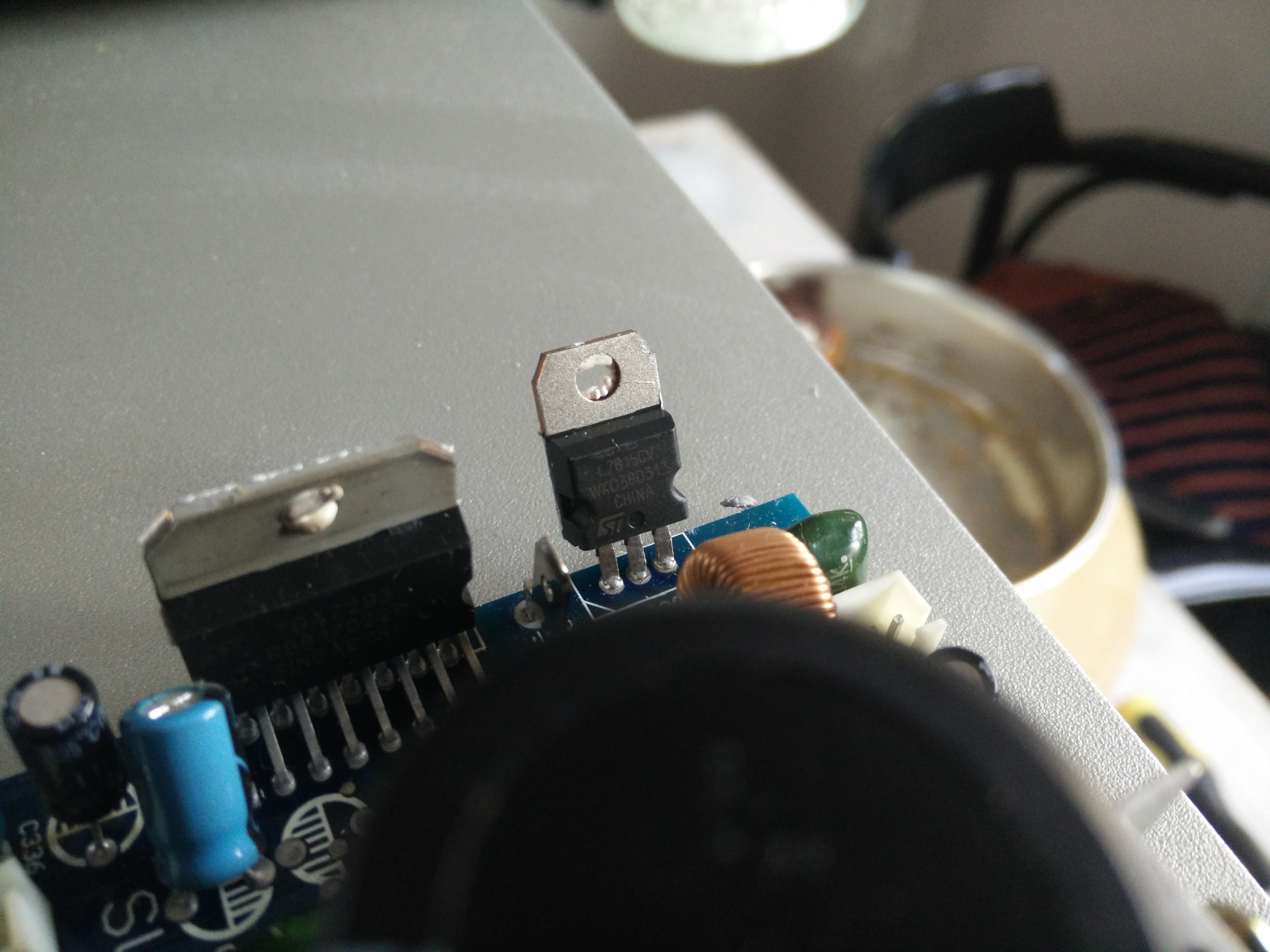 Kef KIT100 - przekaźniki w subwooferze wibrują po włączeniu zestawu