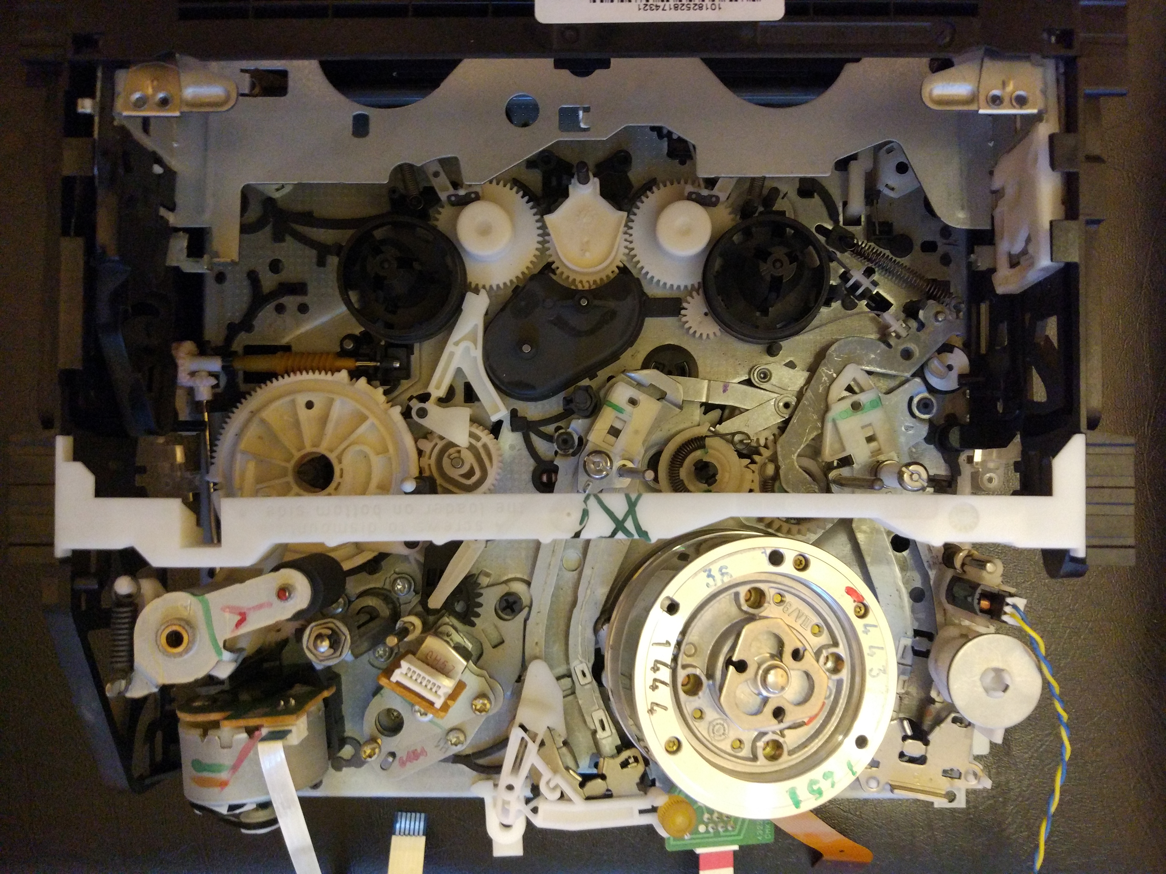 Philips VR910 - Skąd pochodzi luzujący się trybik w mechanizmie?