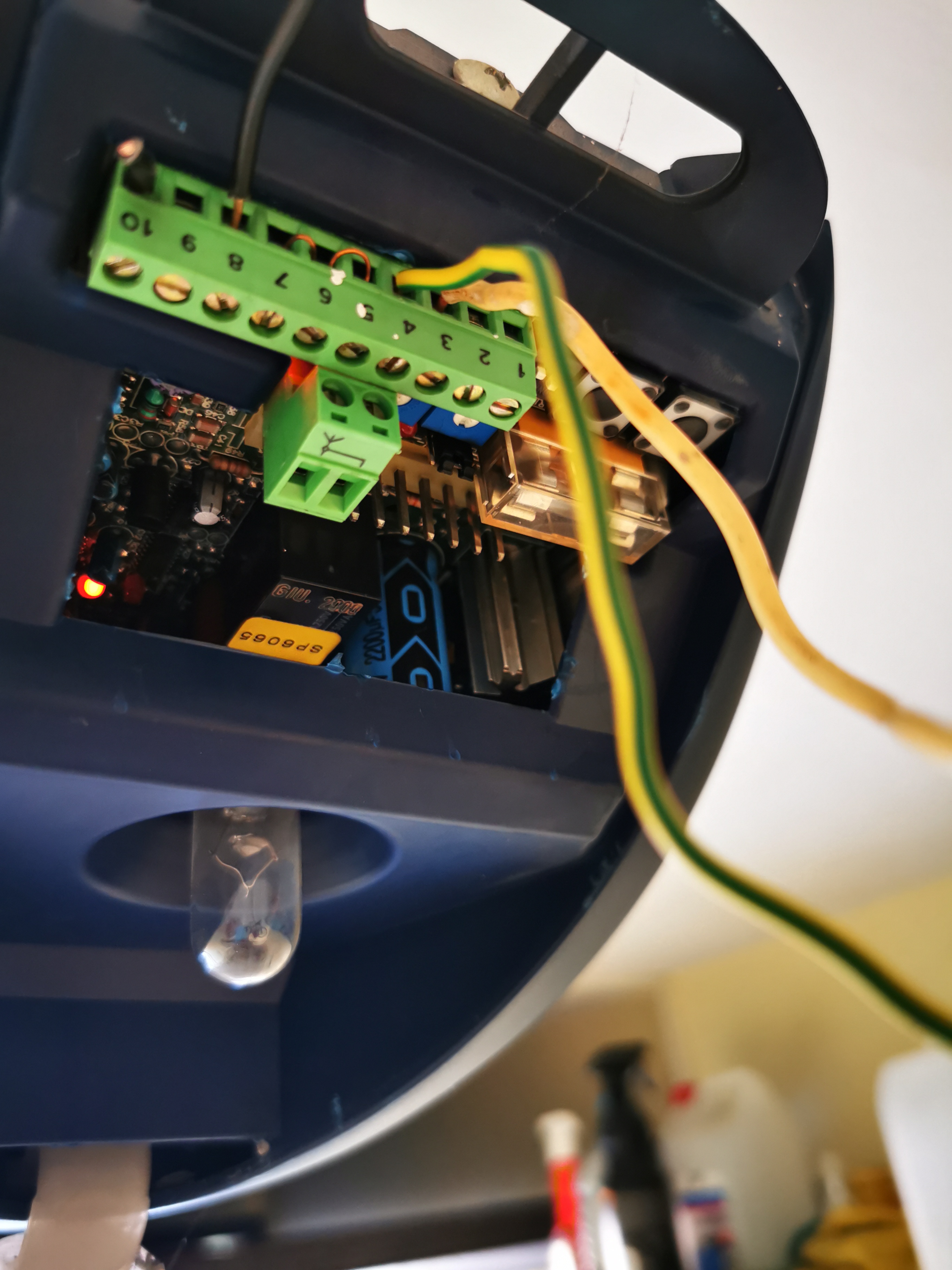 Przywracanie ustawień fabrycznych w napędzie bramy Nice SP6065 po 10 ...