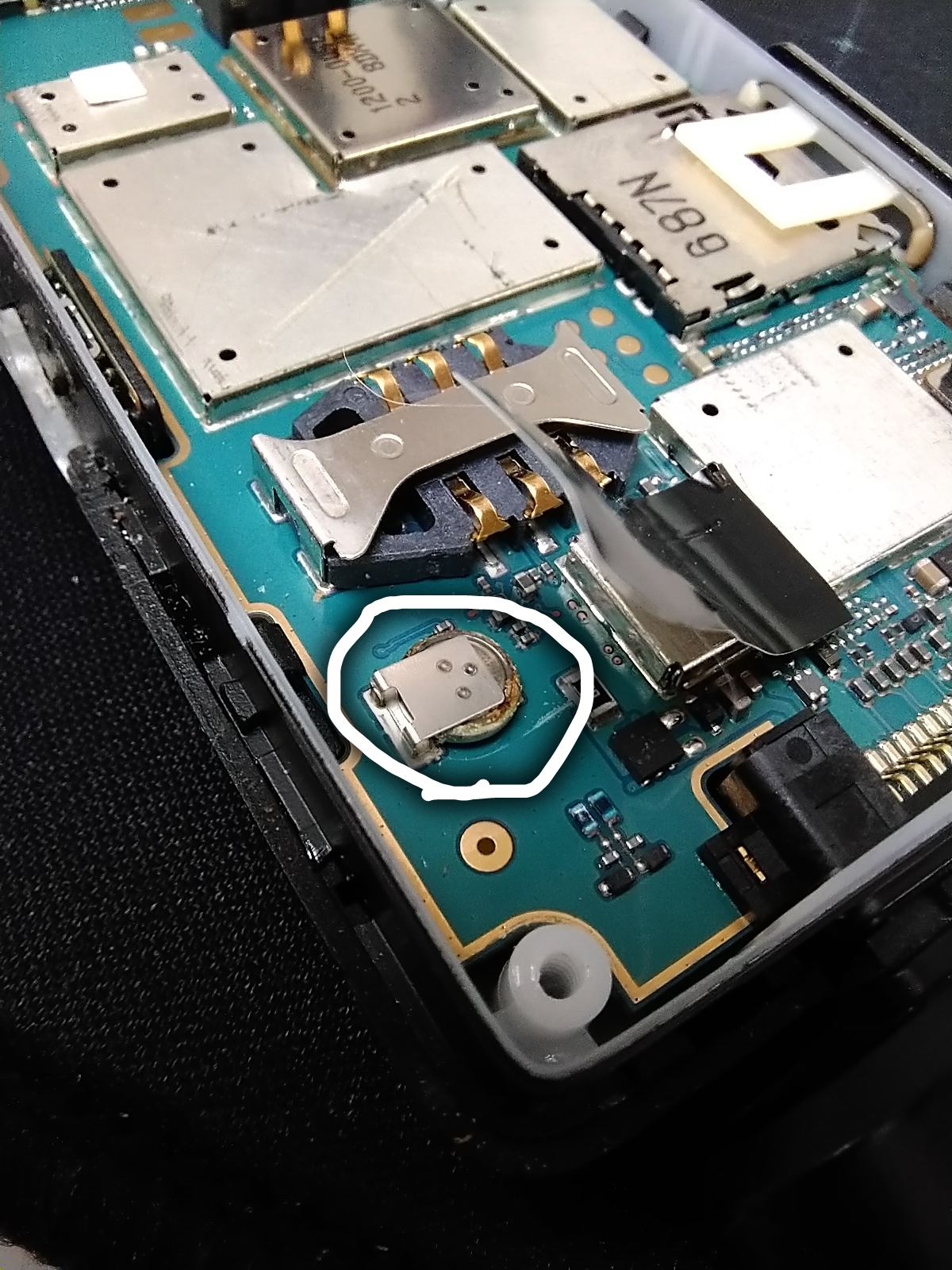 Sony Ericsson C702 - Nie uruchamia się: Typowe usterki, podejrzany element