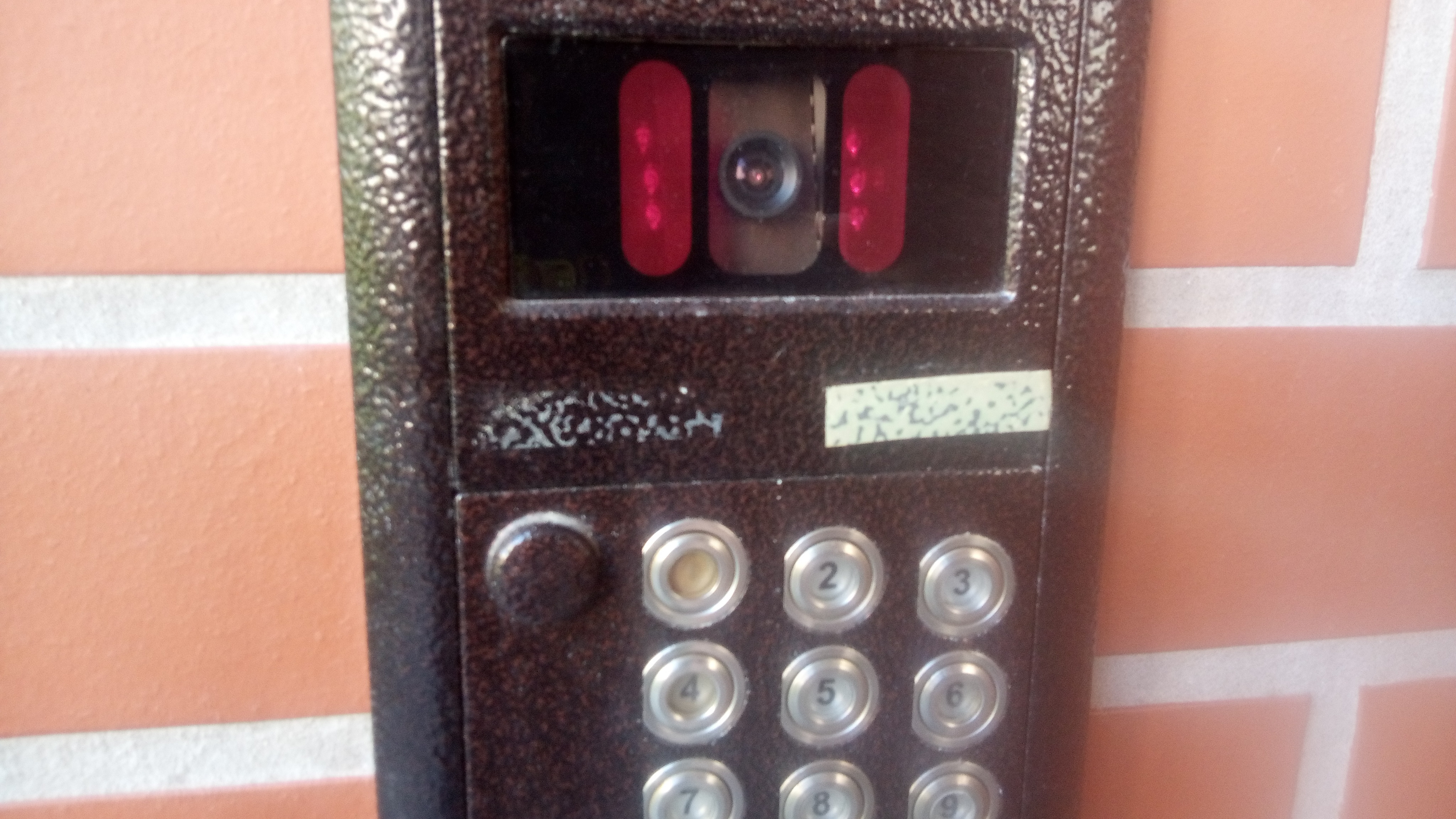 Identyfikacja marki wideodomofonu na podstawie zdjęcia panela zewnętrznego