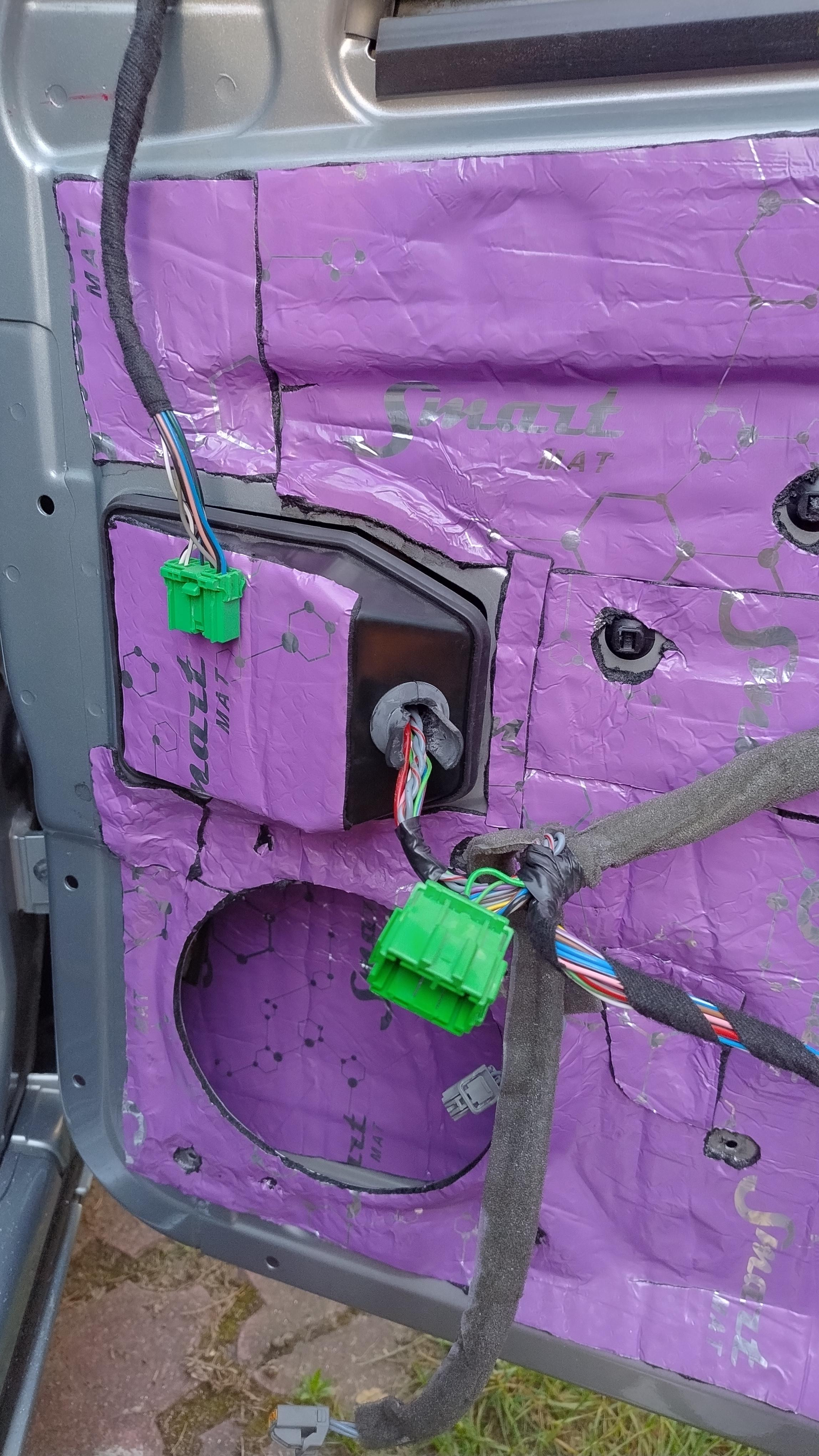 Volvo V70 II - po wygłuszeniu drzwi zniknął bas na ori głośnikach