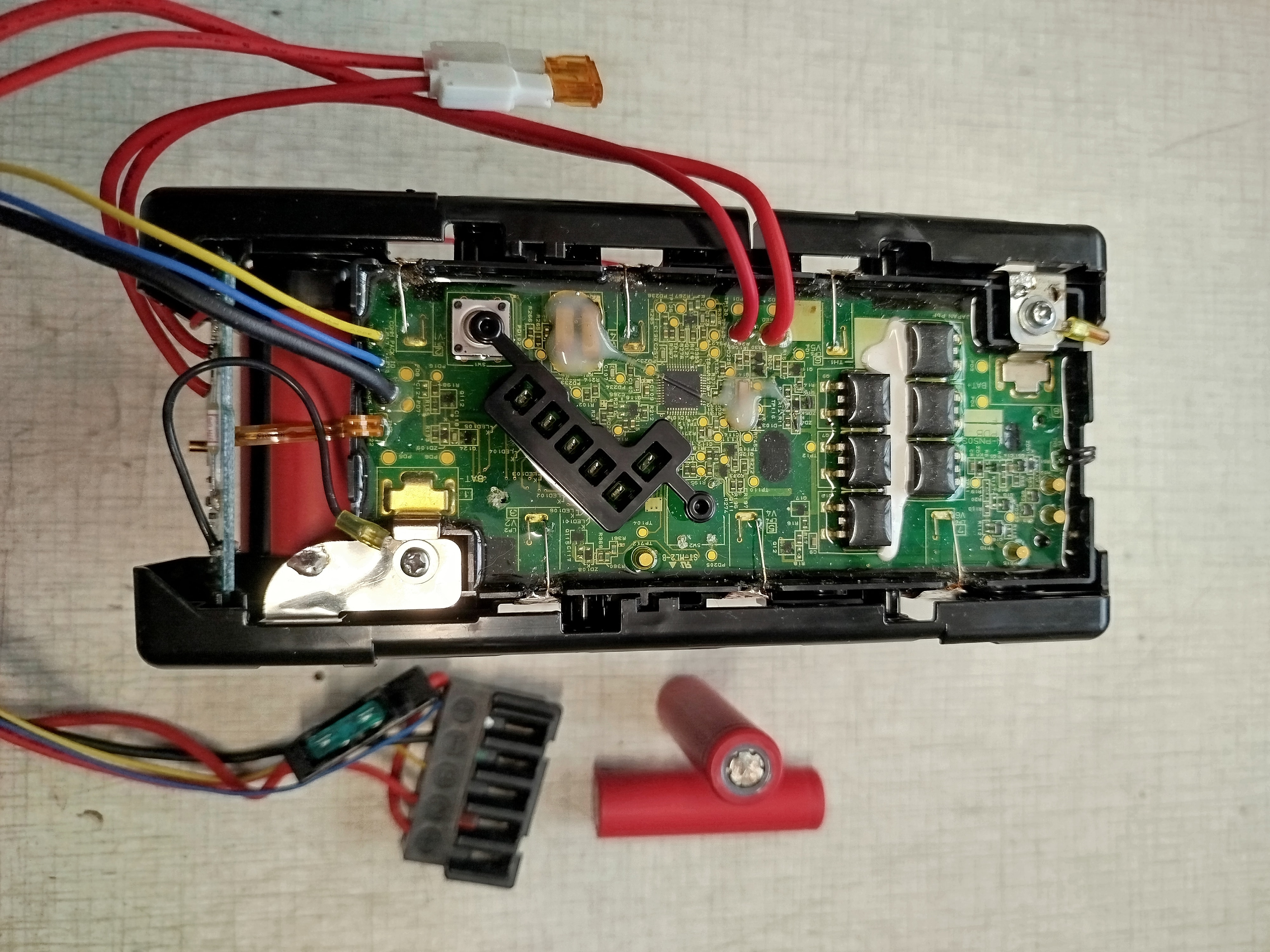 Jak zresetować błąd w kontrolerze M37512 w akumulatorze FLYER NKY 314B2?