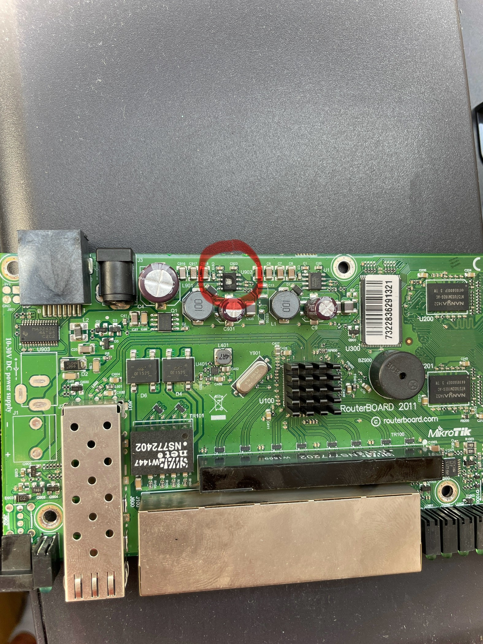 Mikrotik RB2011UiAS nie włącza się po burzy - identyfikacja układu U902