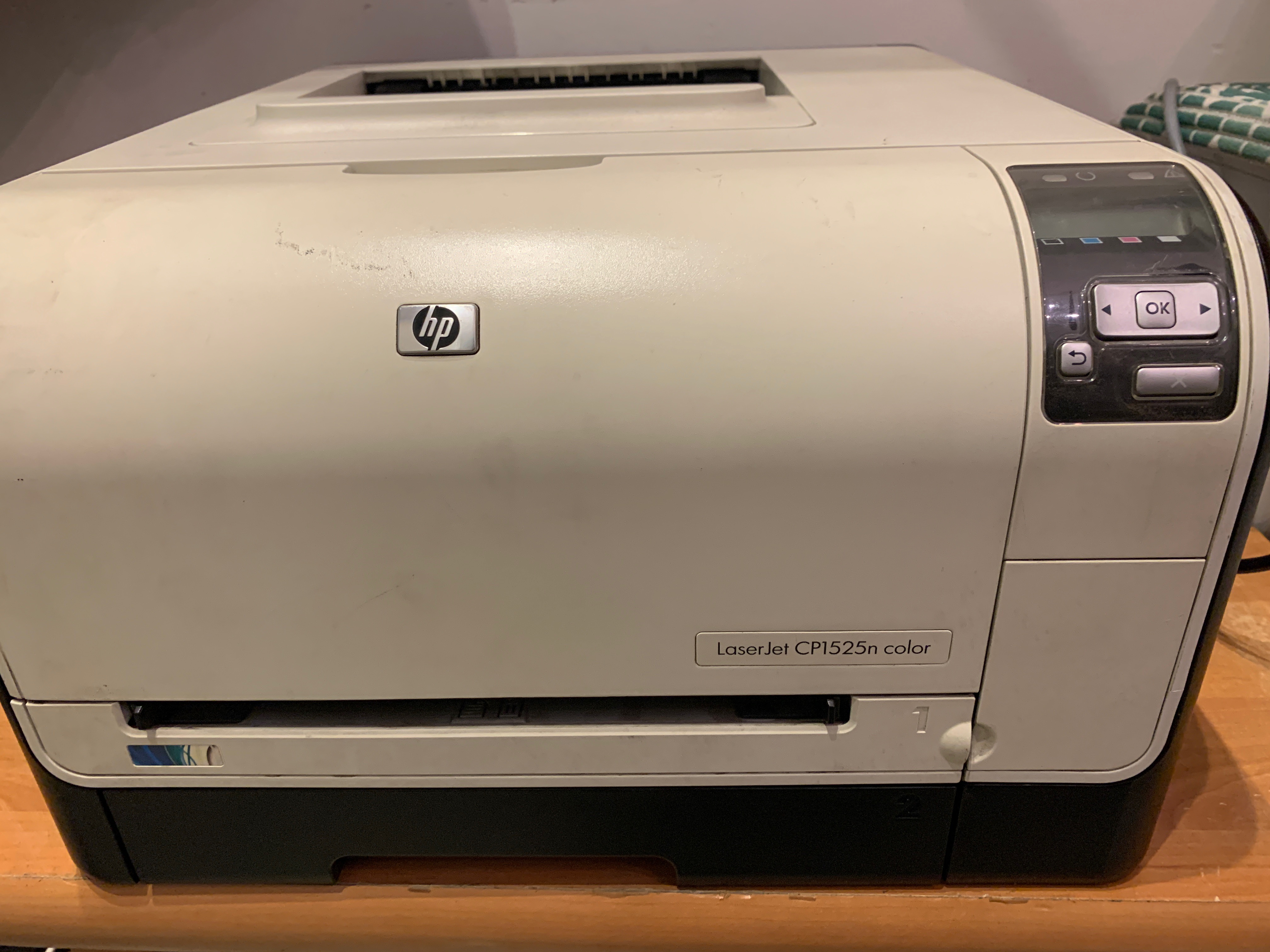 HP Laserjet CP1525n - Zacięcie kartki w tylnej części drukarki