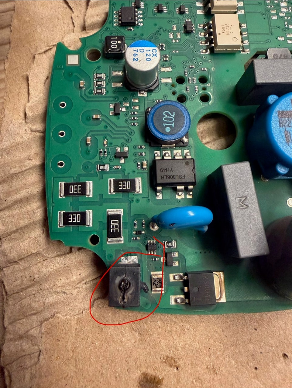 Jaki symbol ma spalony element na zdjęciu płytki Grundfos UPM3 W2 SSI ...