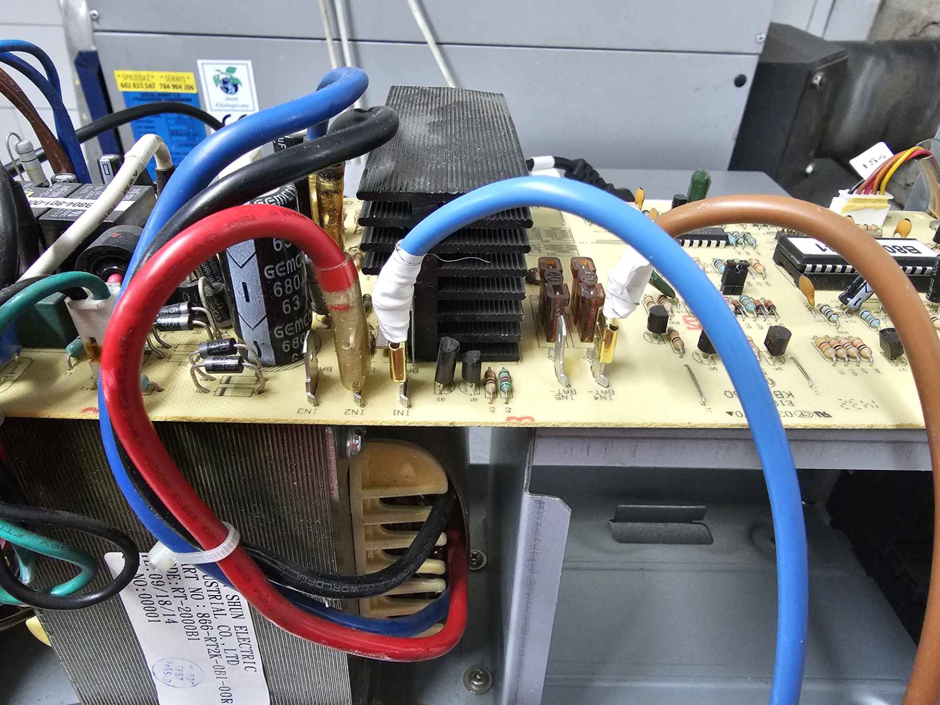 [Rozwiązano] UPS PowerCom BNT-1500AP - nie włącza się