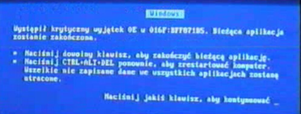 Blue screen przy starcie Windows 98 - co może być przyczyną?