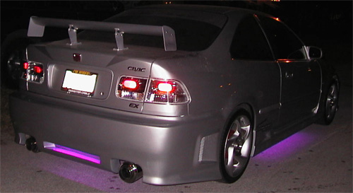 Czy neony UV pod podwoziem samochodu są widoczne i efektowne?