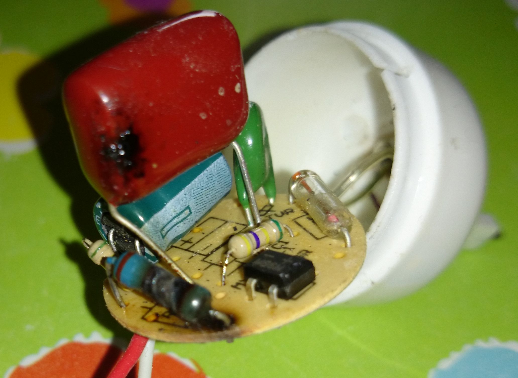 Identyfikacja rezystora w żarówce LED 230V - zdjęcia w załączniku