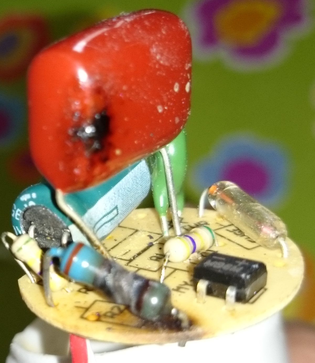 Identyfikacja rezystora w żarówce LED 230V - zdjęcia w załączniku