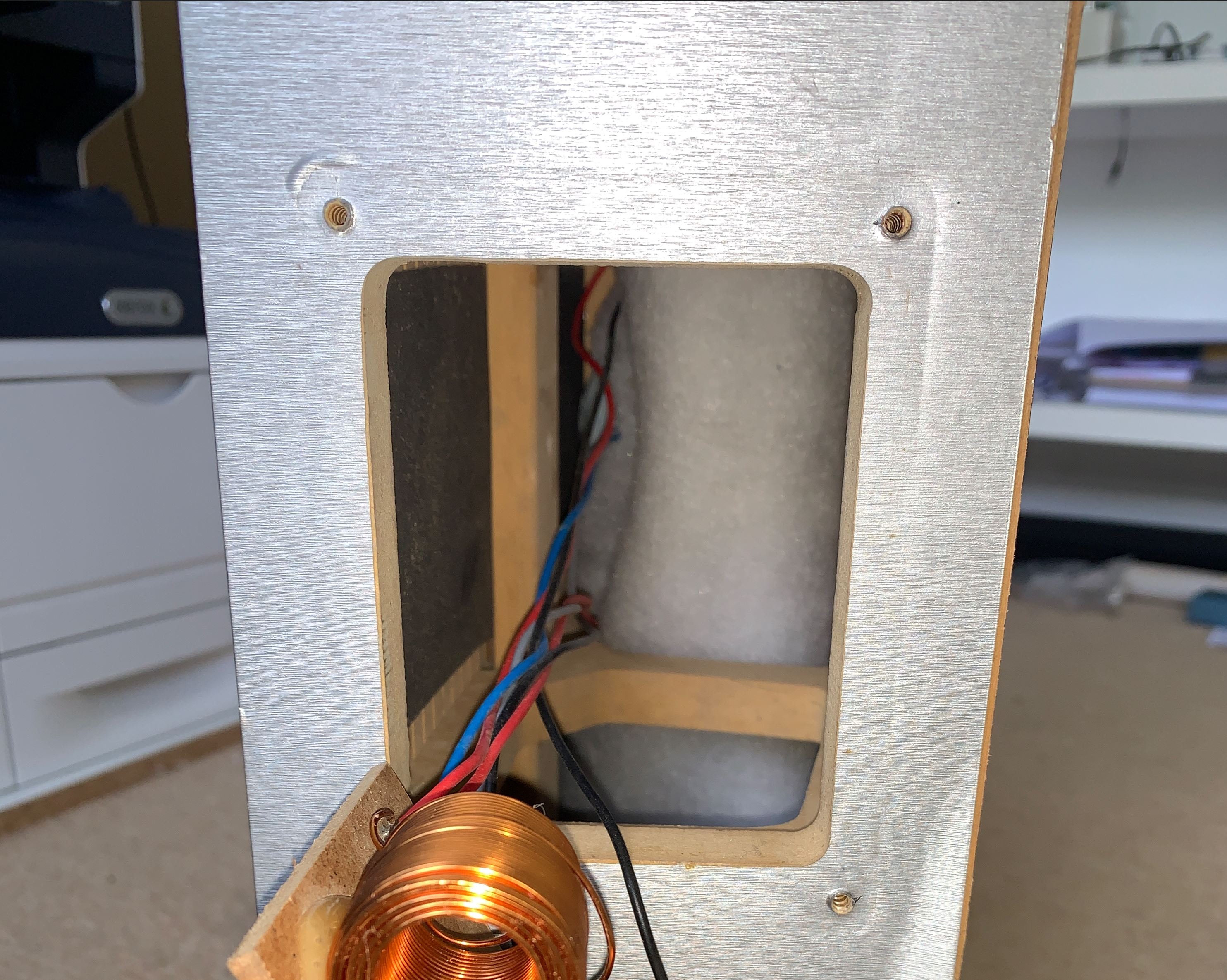 Dali Suite C0.7 – jak prawidłowo wypełnić obudowę głośnika centralnego?