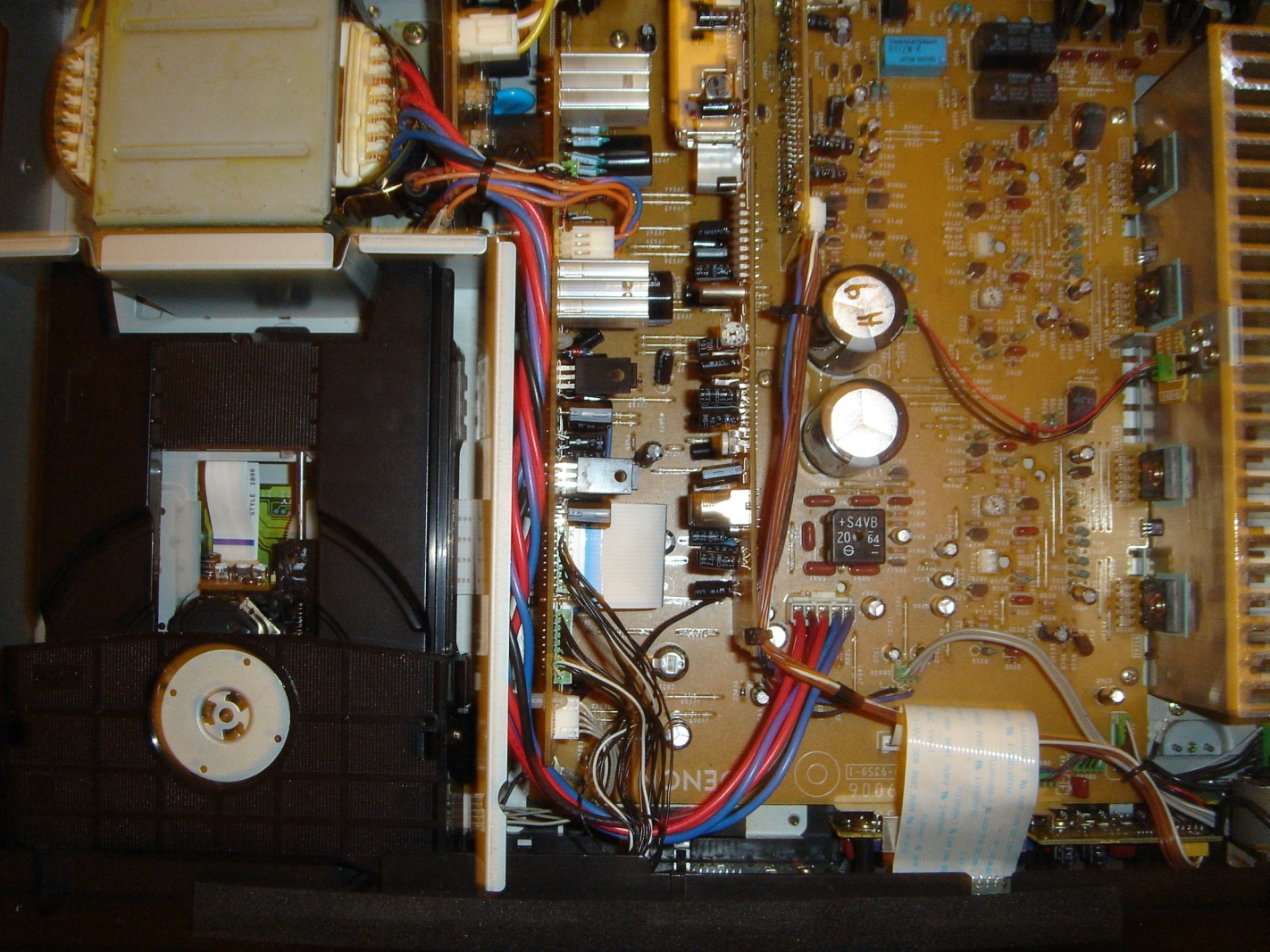 RCD-100 DENON. Pokazuje się jakieś demo. Sprzęt nie reaguje na nic.