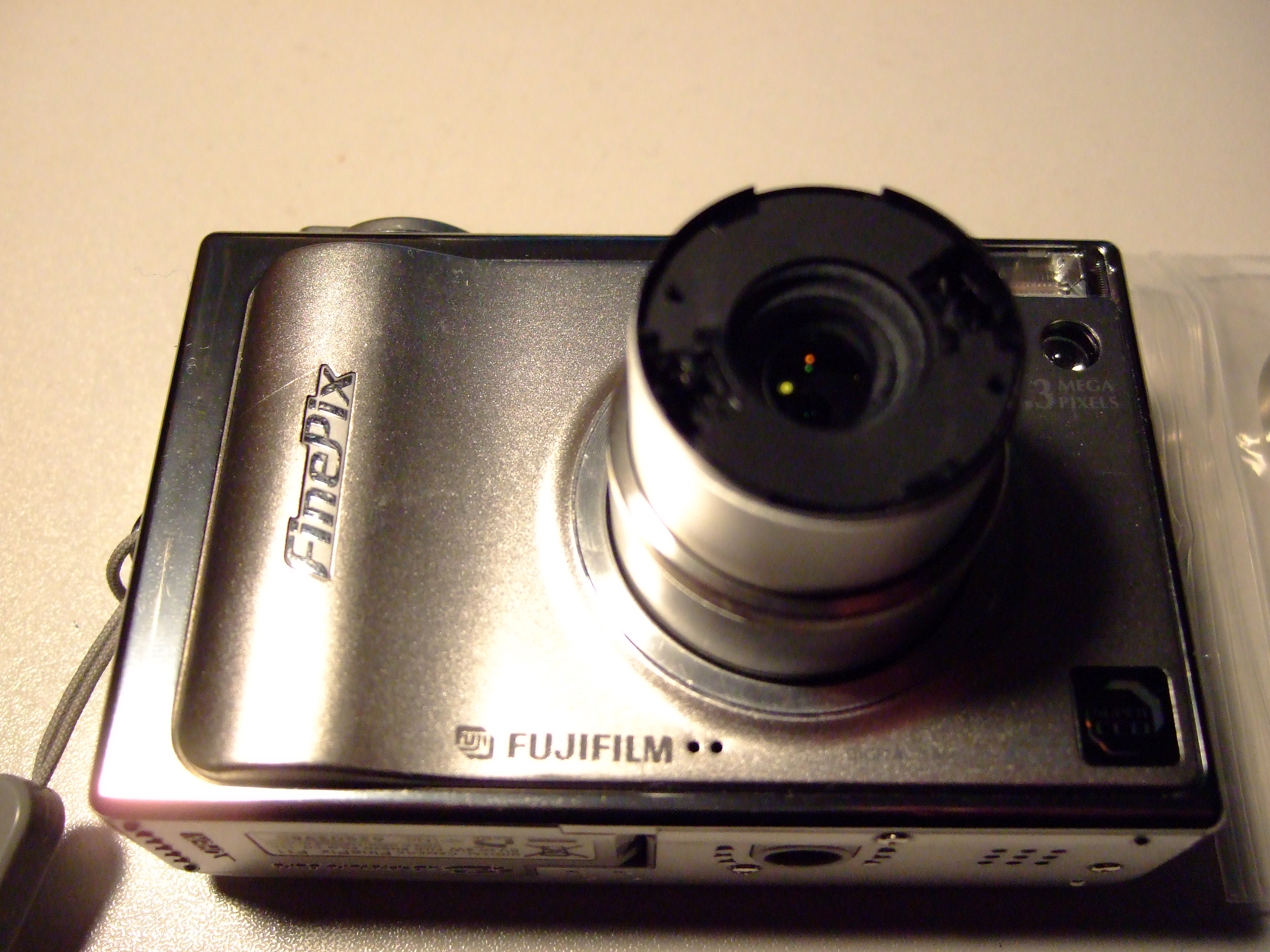 Fuji Finepix F11 - zaslona od obiektywu sie nie domyka