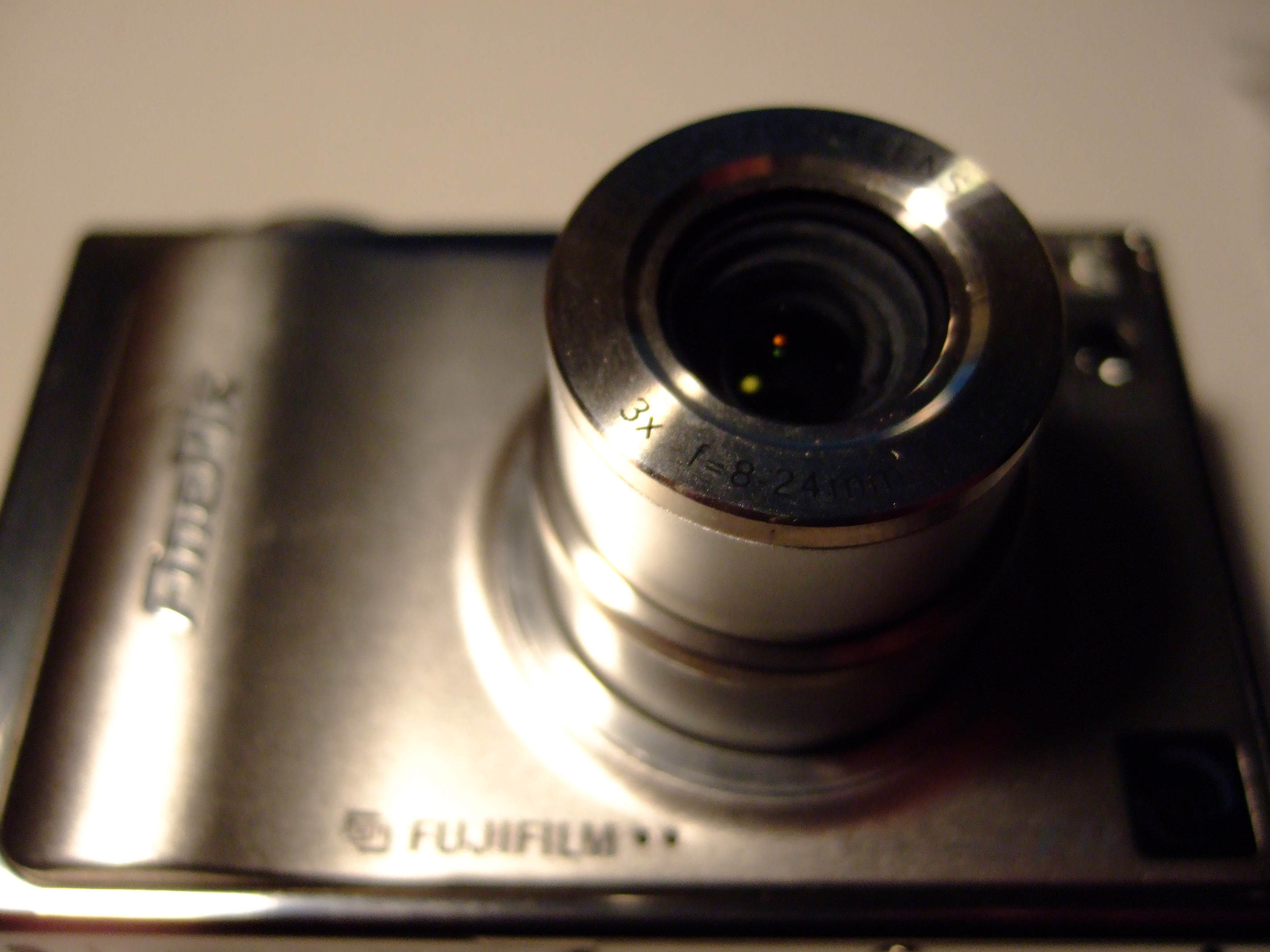 Fuji Finepix F11 - zaslona od obiektywu sie nie domyka