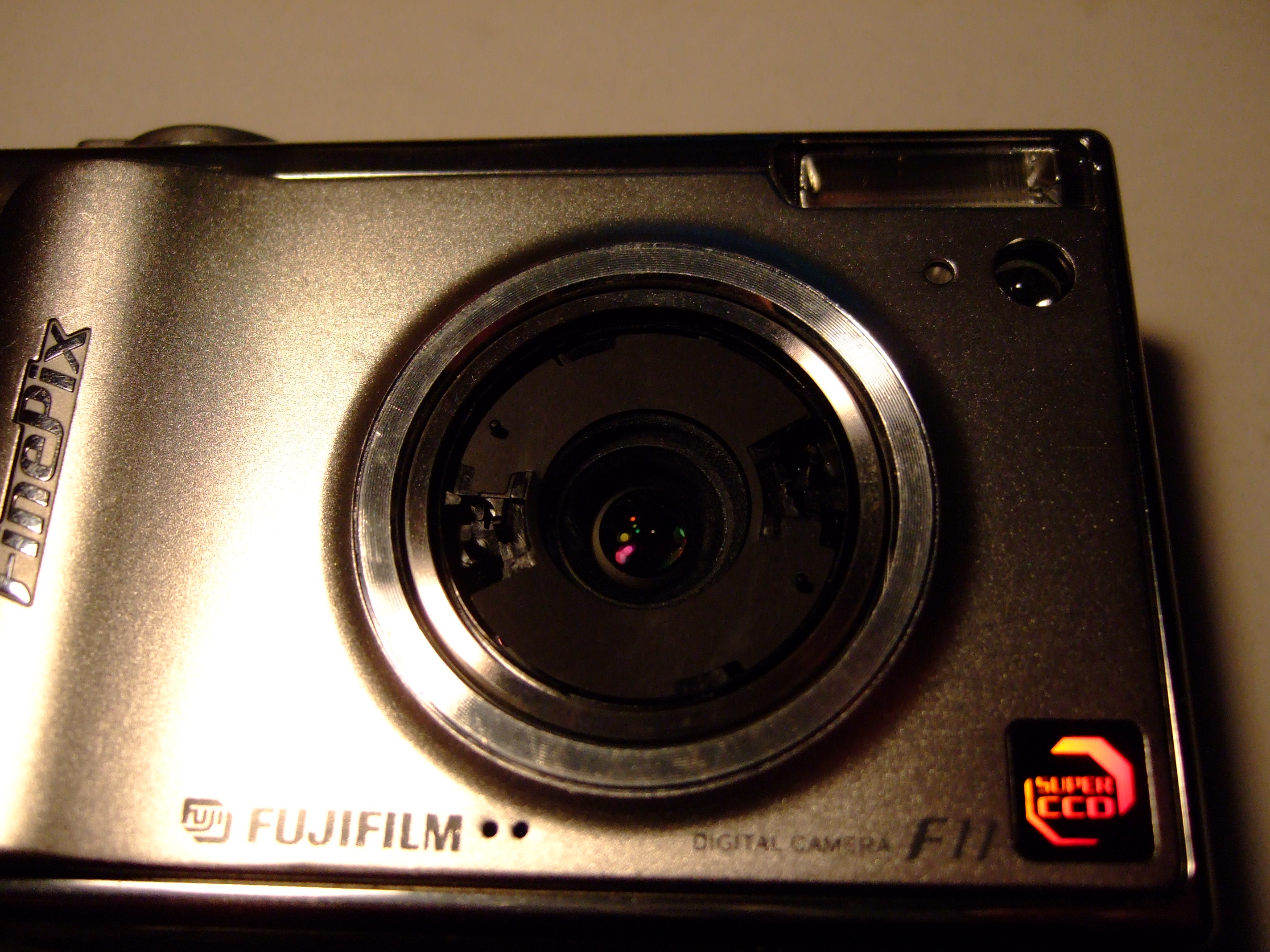 Fuji Finepix F11 - zaslona od obiektywu sie nie domyka