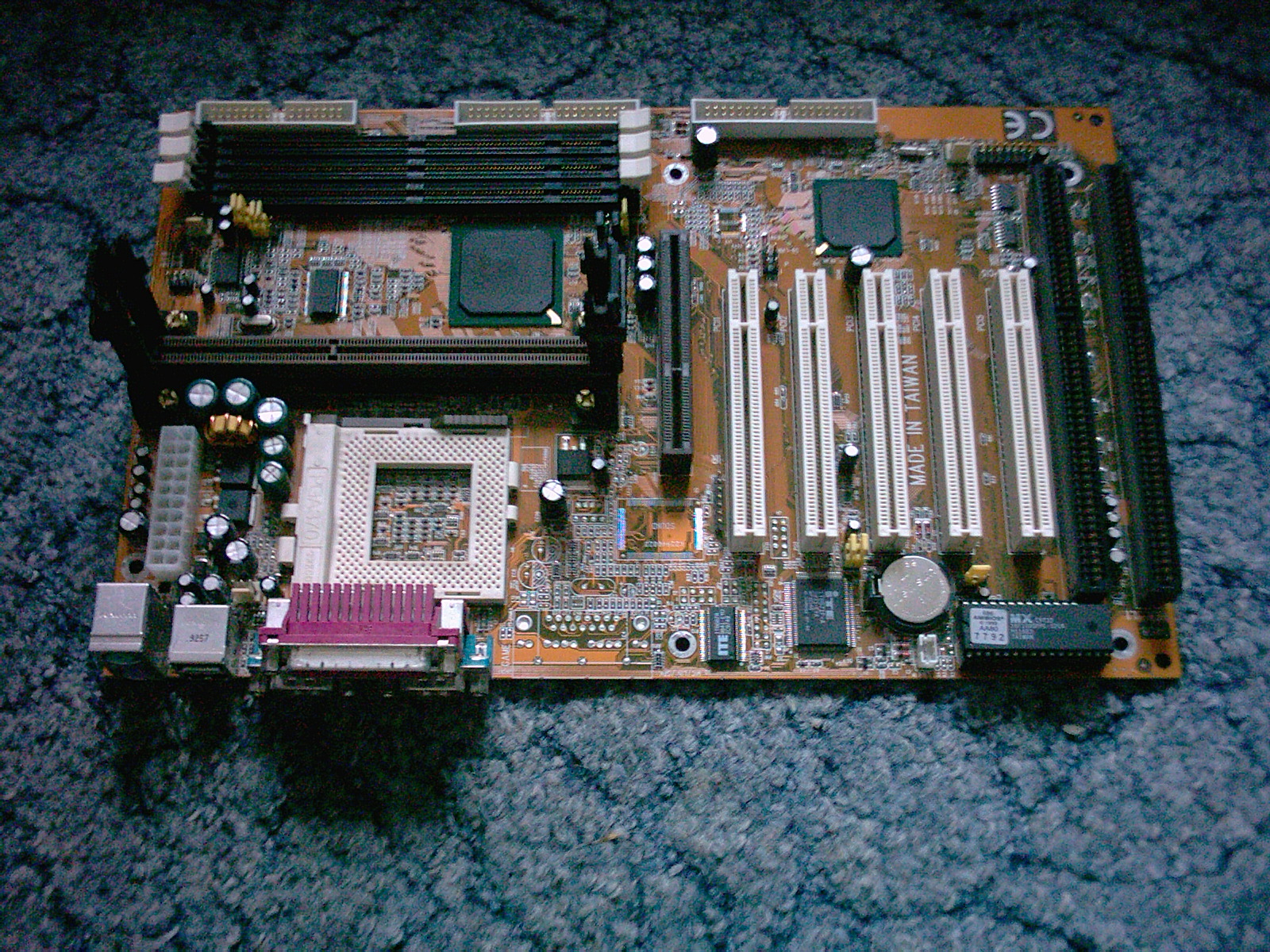 Identyfikacja płyty głównej z chipsetem Intel 440BX i socket 370