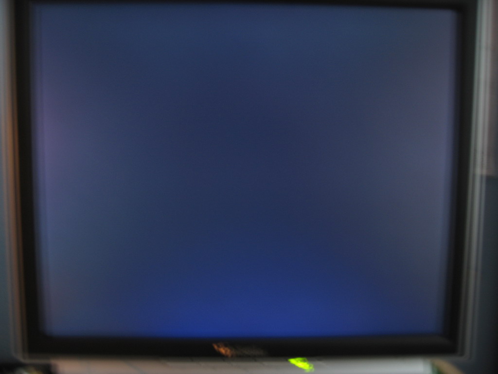 ViewSonic VX724 - Szare półksiężyce na czarnym tle przy brzegach monitora