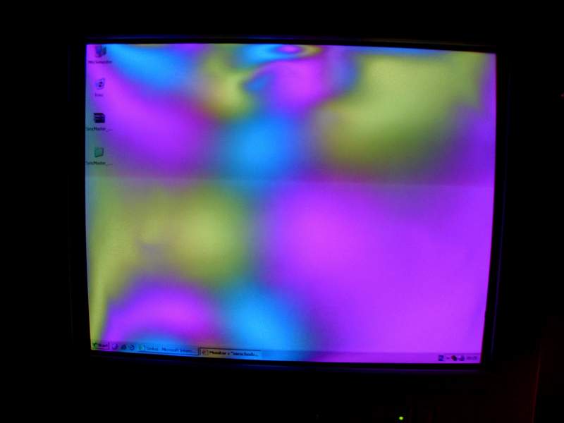 Samsung syncMaster 753dfx - kolorowe plamy po upadku monitora, co ...