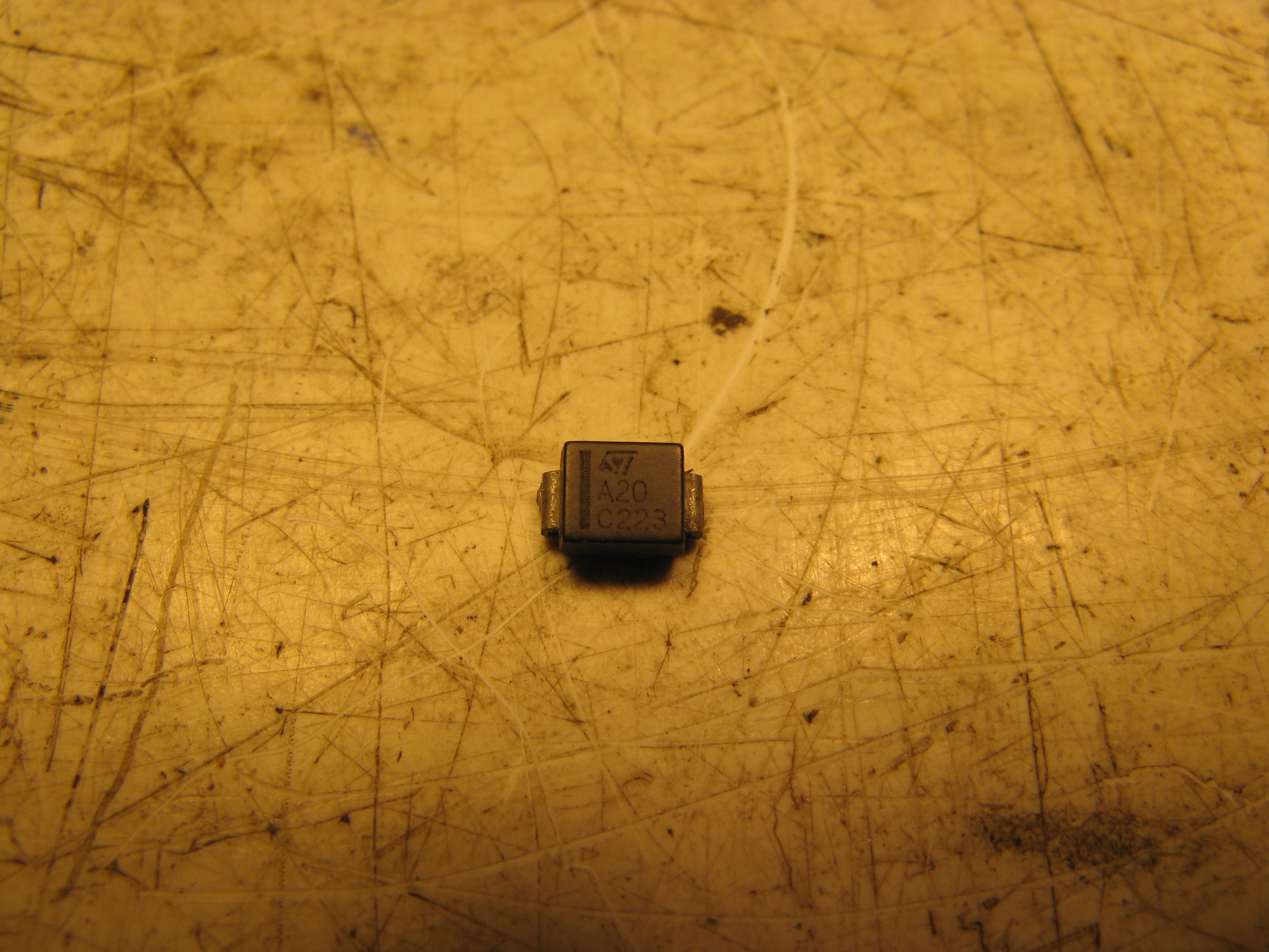 Identyfikacja diod SMD w sterowniku silnika: E EM C823 i A20 C223